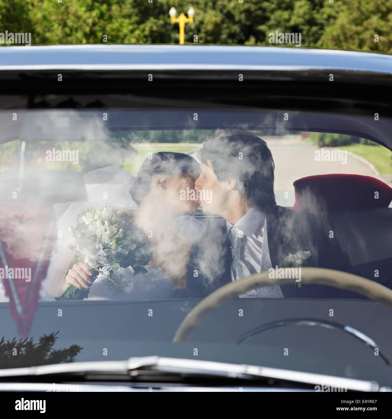 Couple kissing in car hi-res stock photography and images - Alamy