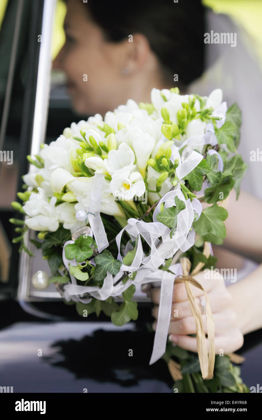 Bride hand flowers hi-res stock photography and images - Alamy