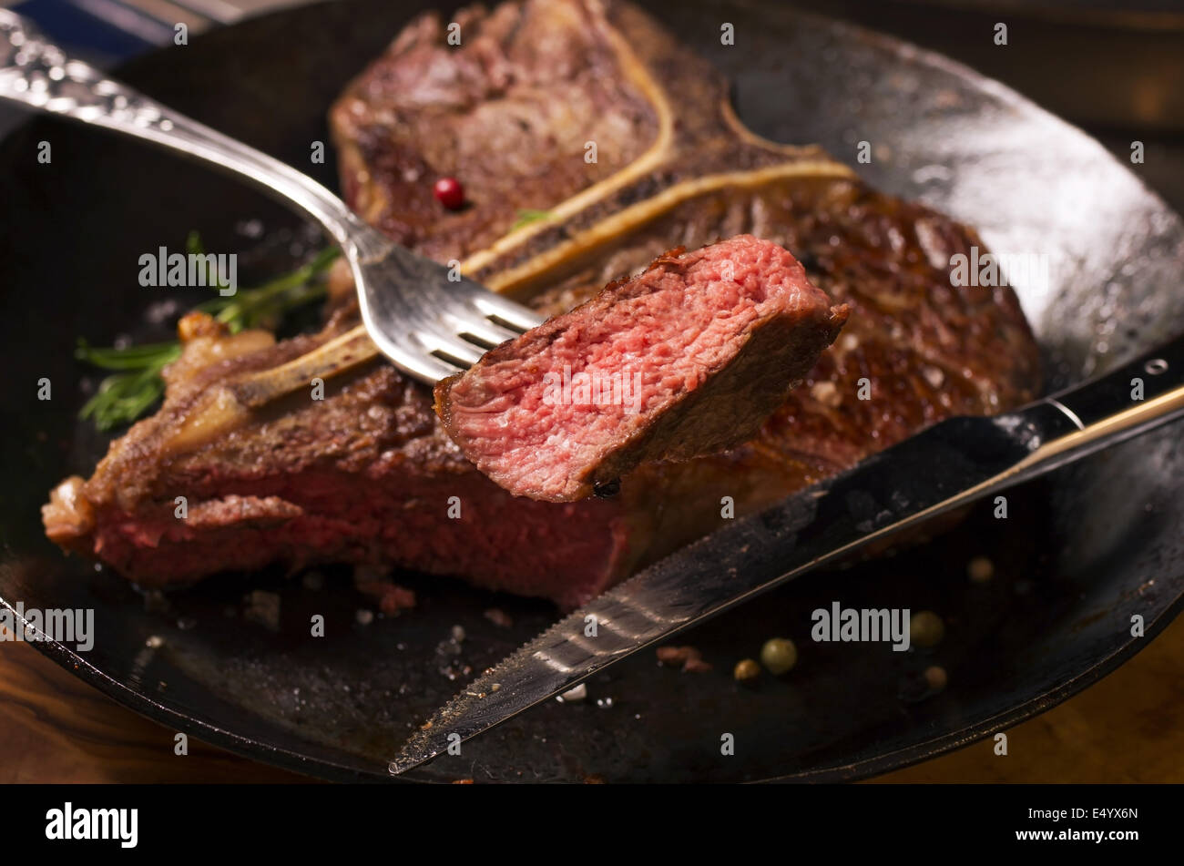 Red organic t bone steak hi-res stock photography and images - Alamy