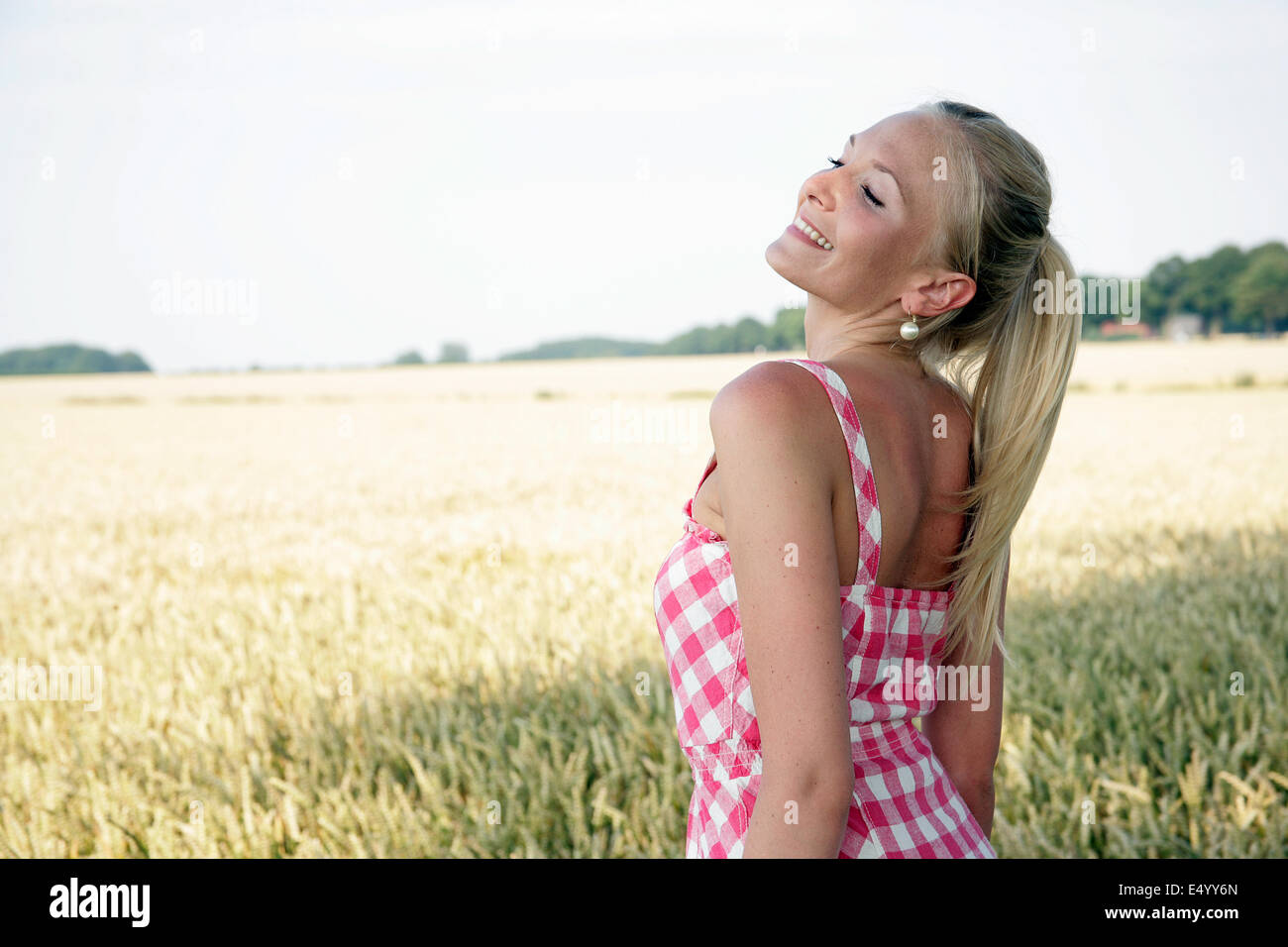 Girl in corn field hi-res stock photography and images - Alamy