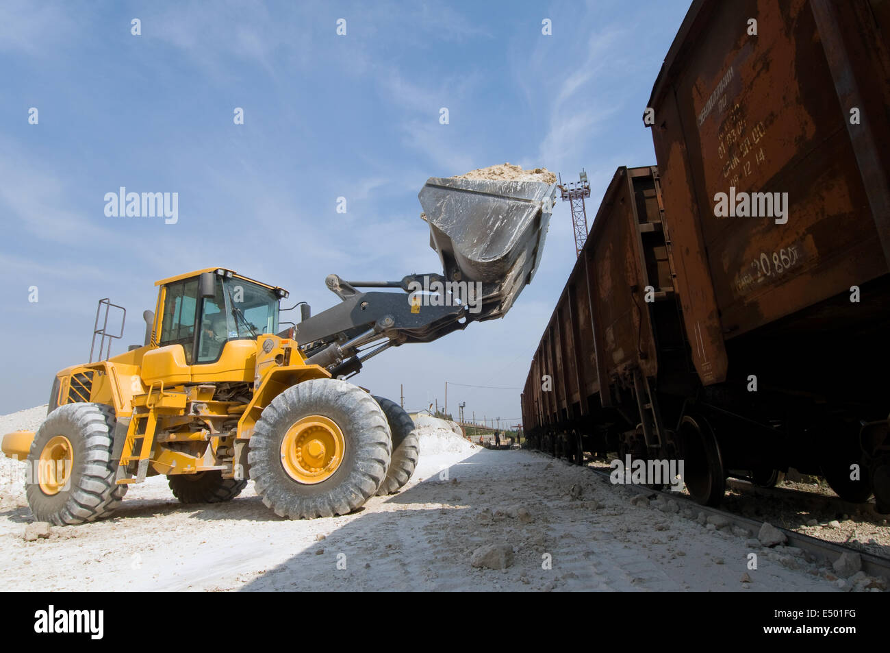 Loader loads the wagon train Stock Photo - Alamy