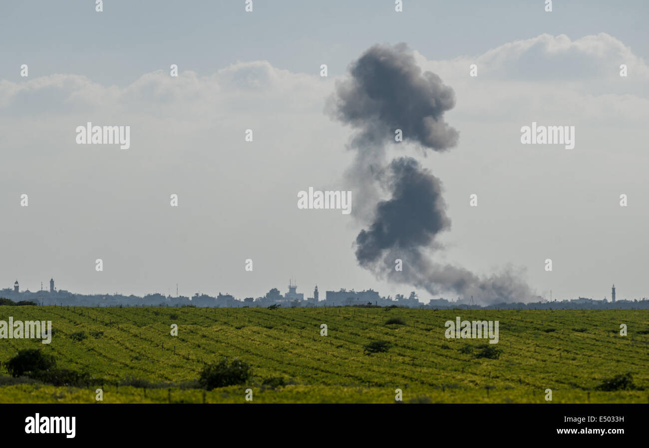 Gaza Border, Operation Protective Edge. 17th July, 2014. Smoke rises ...