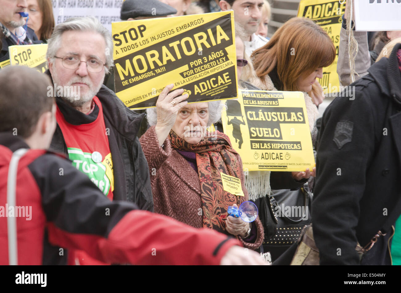 Hundred people hi-res stock photography and images - Alamy