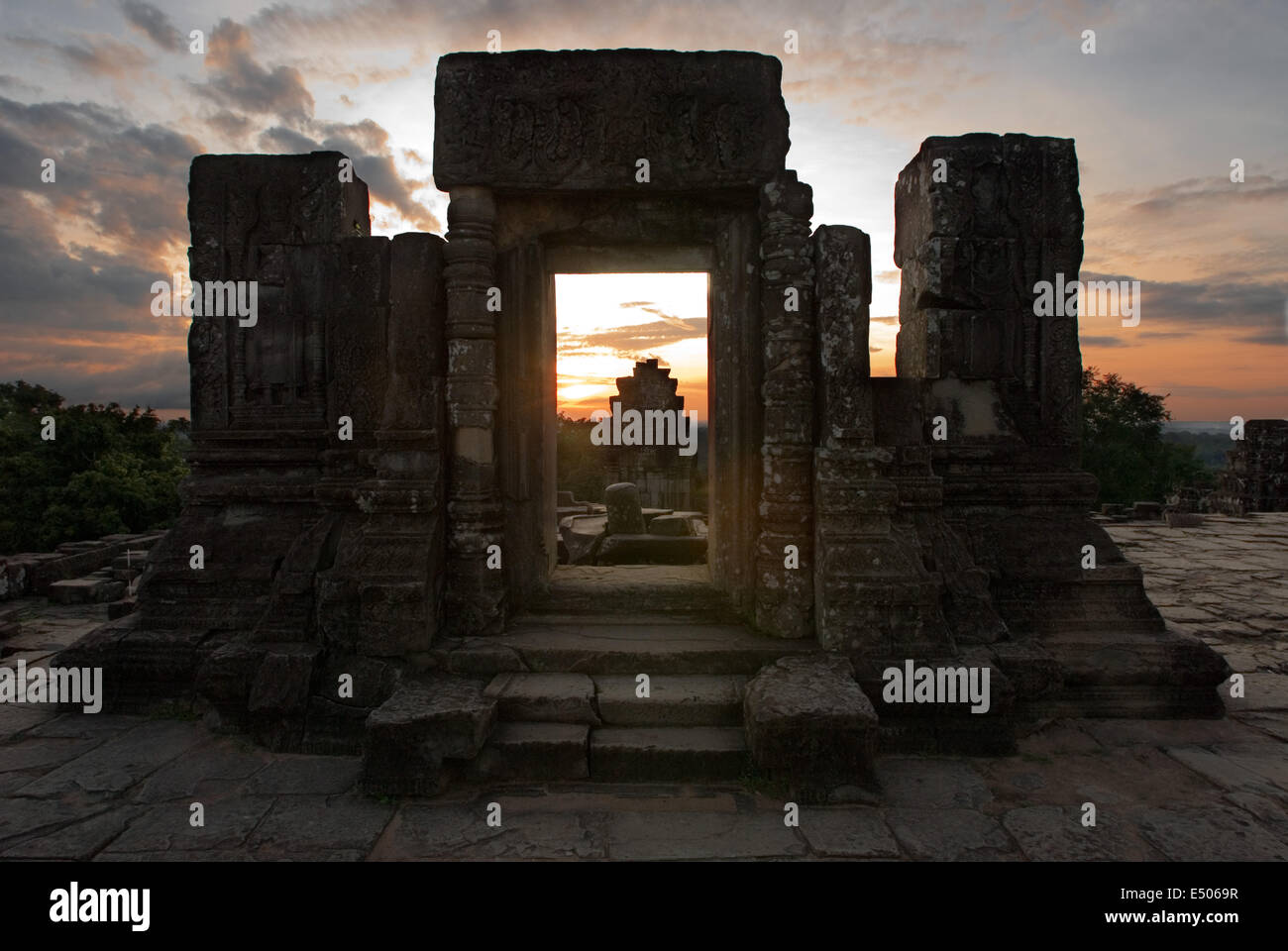 Phnom bakheng temple sunrise phnom bakheng is located 1 hi-res stock ...
