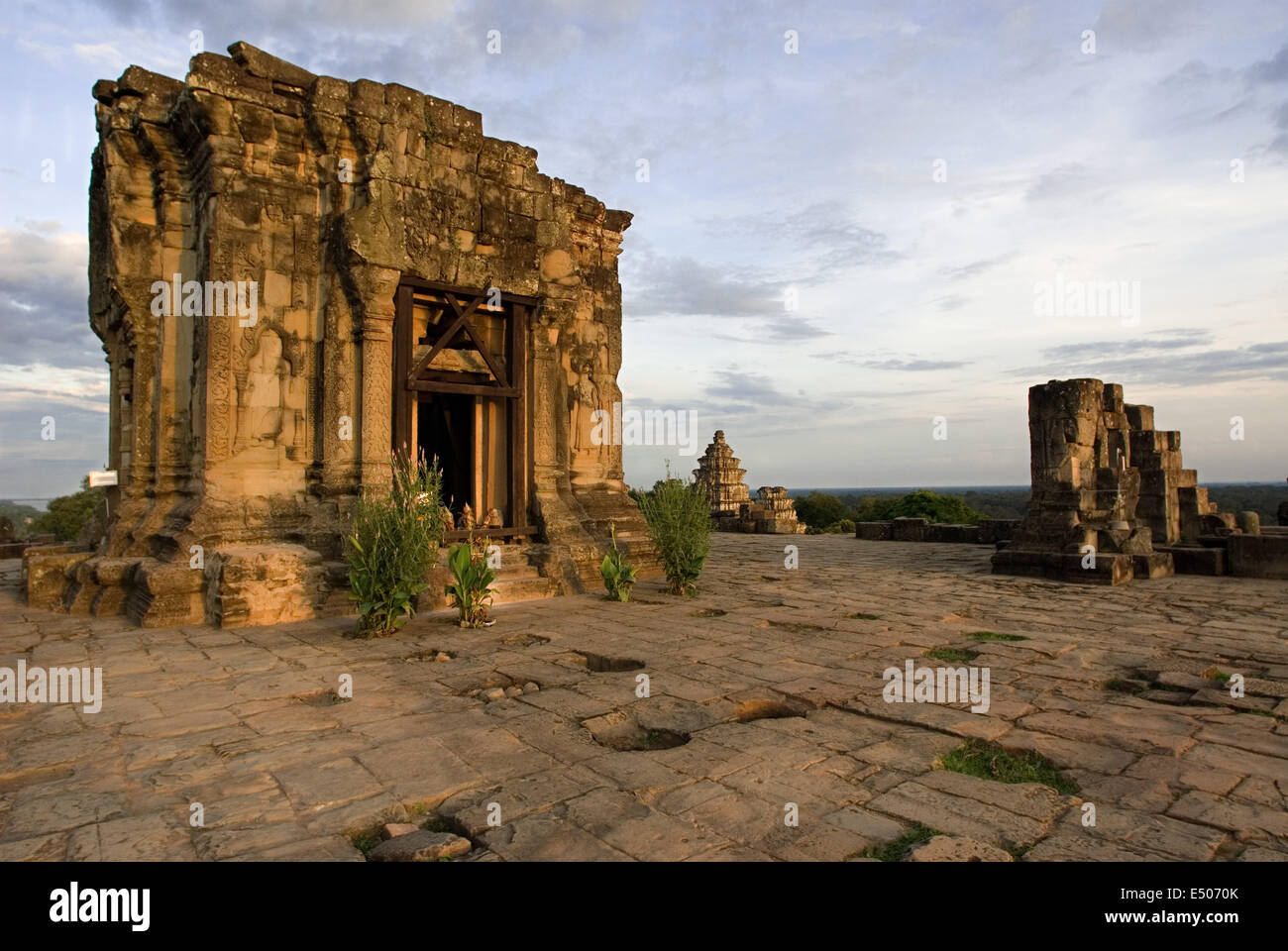 Phnom bakheng temple sunrise phnom bakheng is located 1 hi-res stock ...