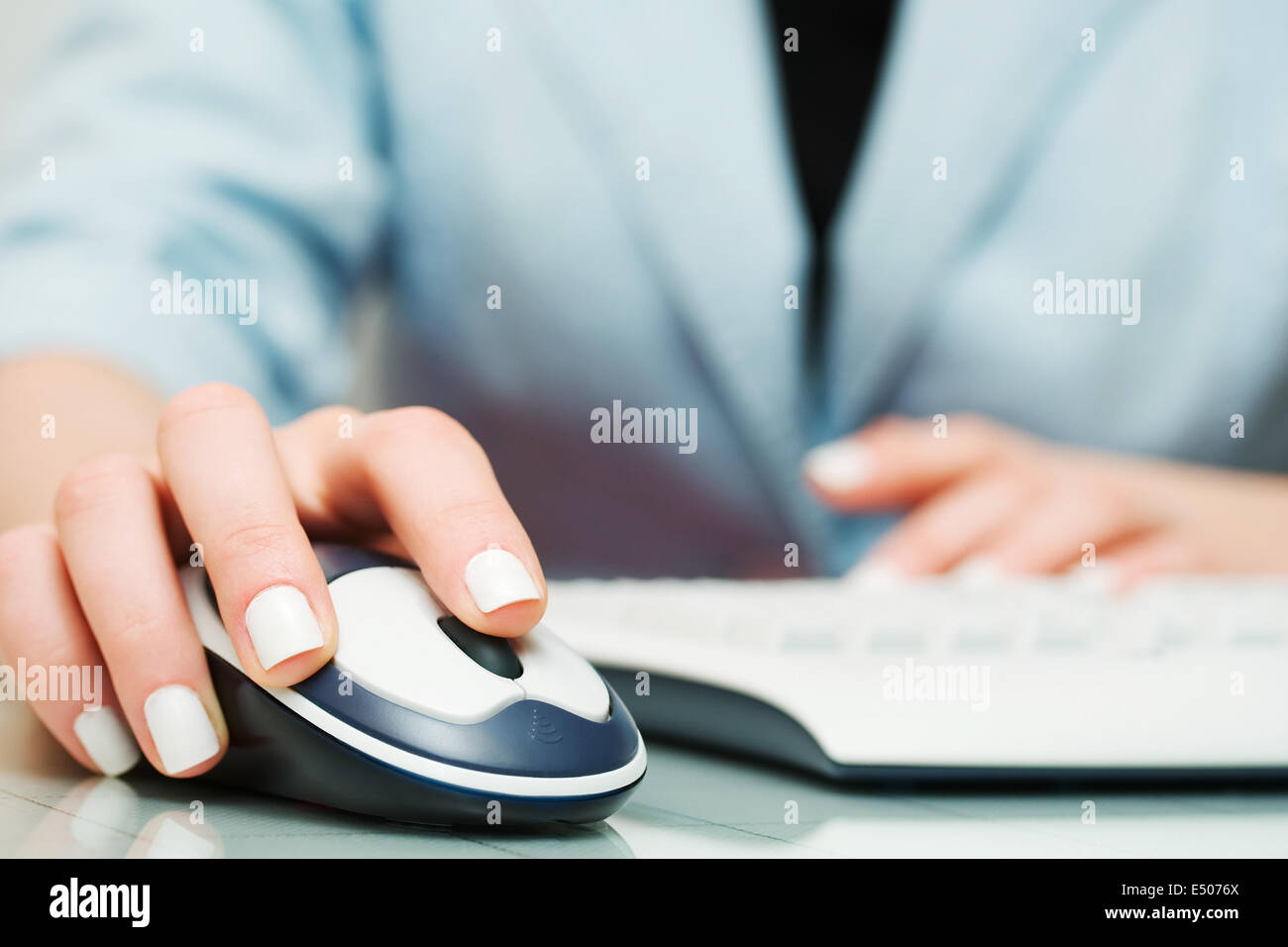 Female hand holding computer mouse Stock Photo - Alamy
