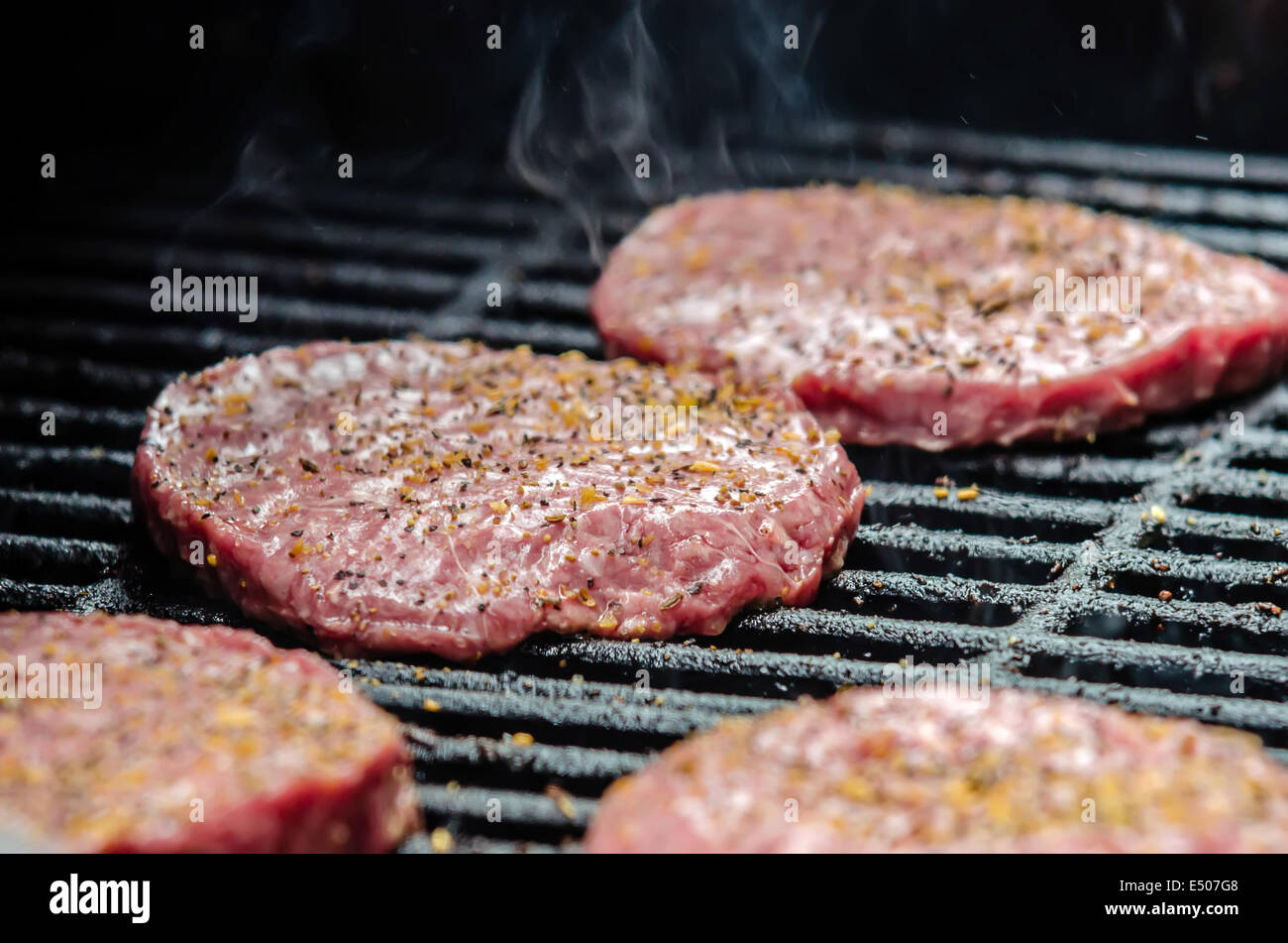 Undercooked beef burgers hi-res stock photography and images - Alamy