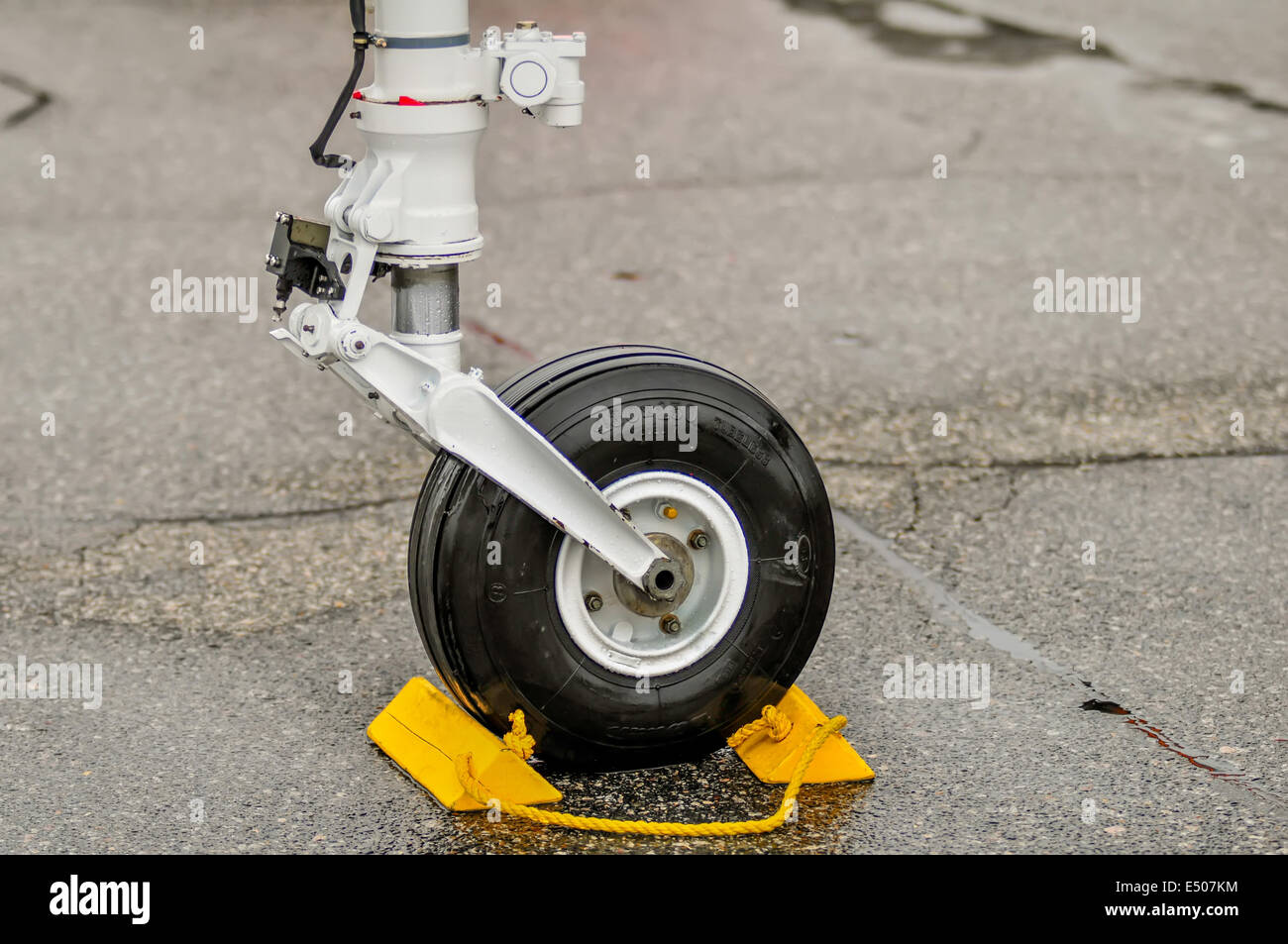 Airplane wheels hi-res stock photography and images - Alamy