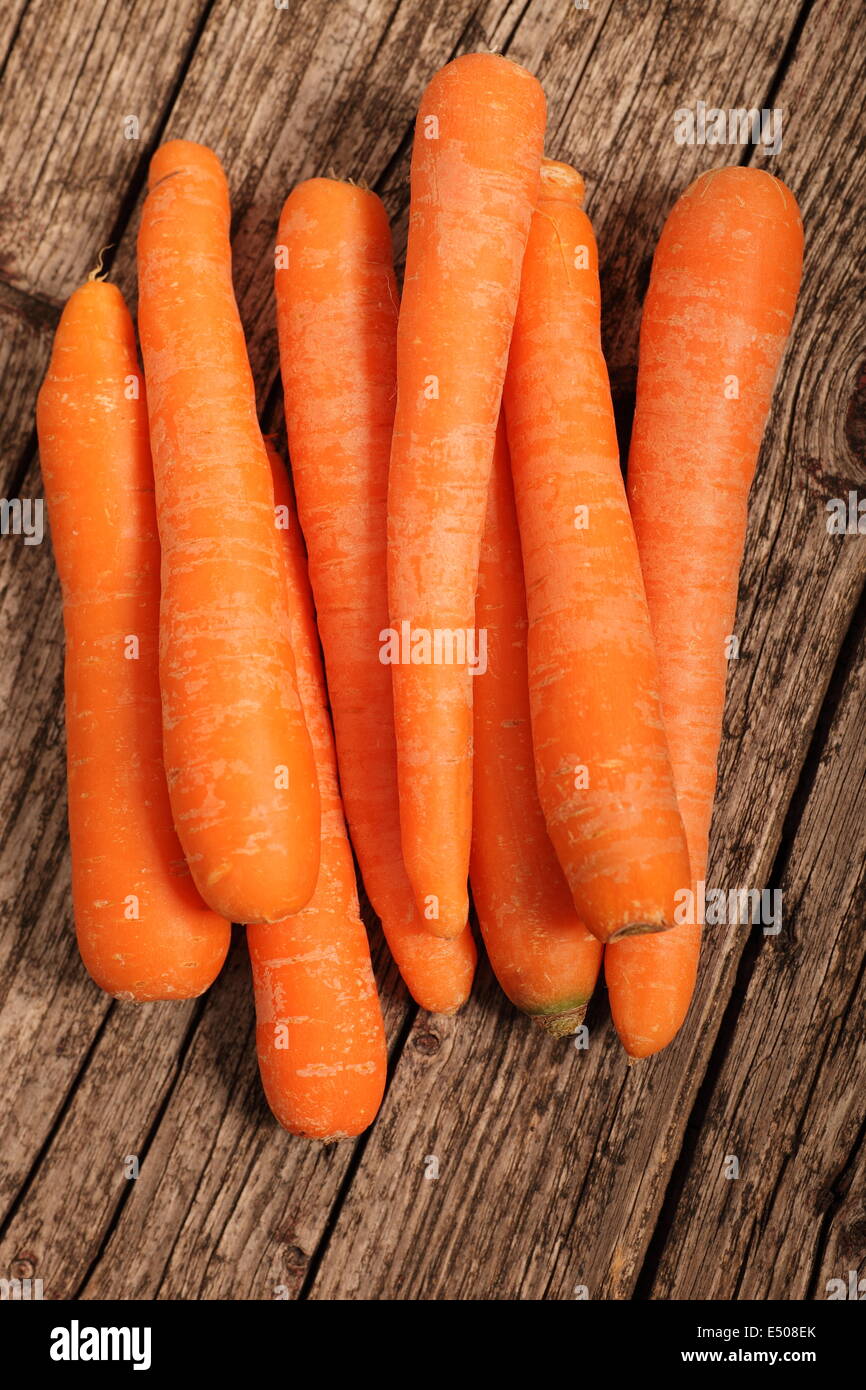 Farm fresh whole carrots Stock Photo - Alamy