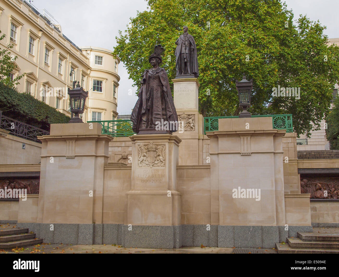 George and Elizabeth monument London Stock Photo - Alamy