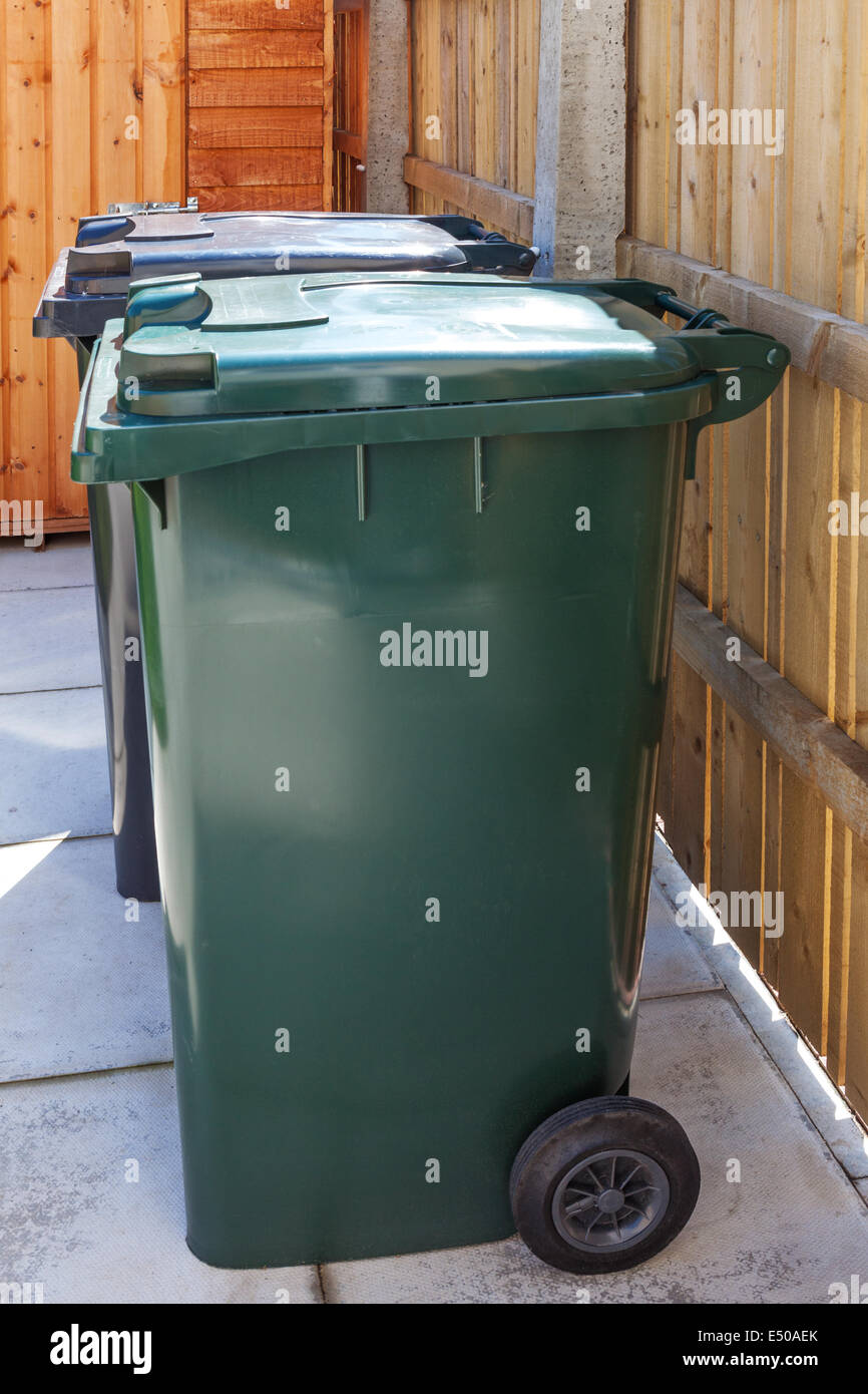 Metal Recycle Bin Stock Photos & Metal Recycle Bin Stock Images - Alamy