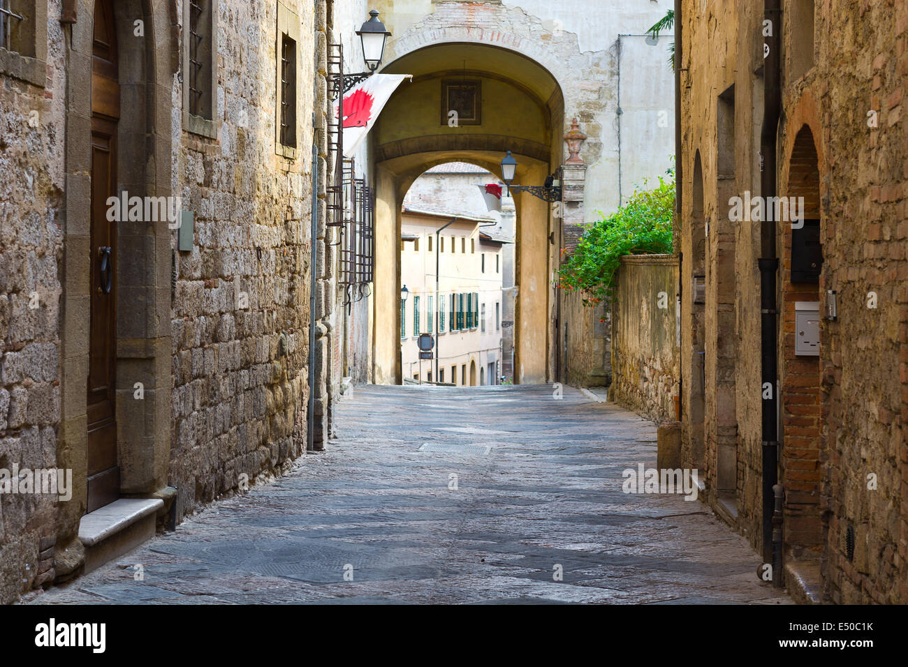 Old broken buildings hi-res stock photography and images - Alamy