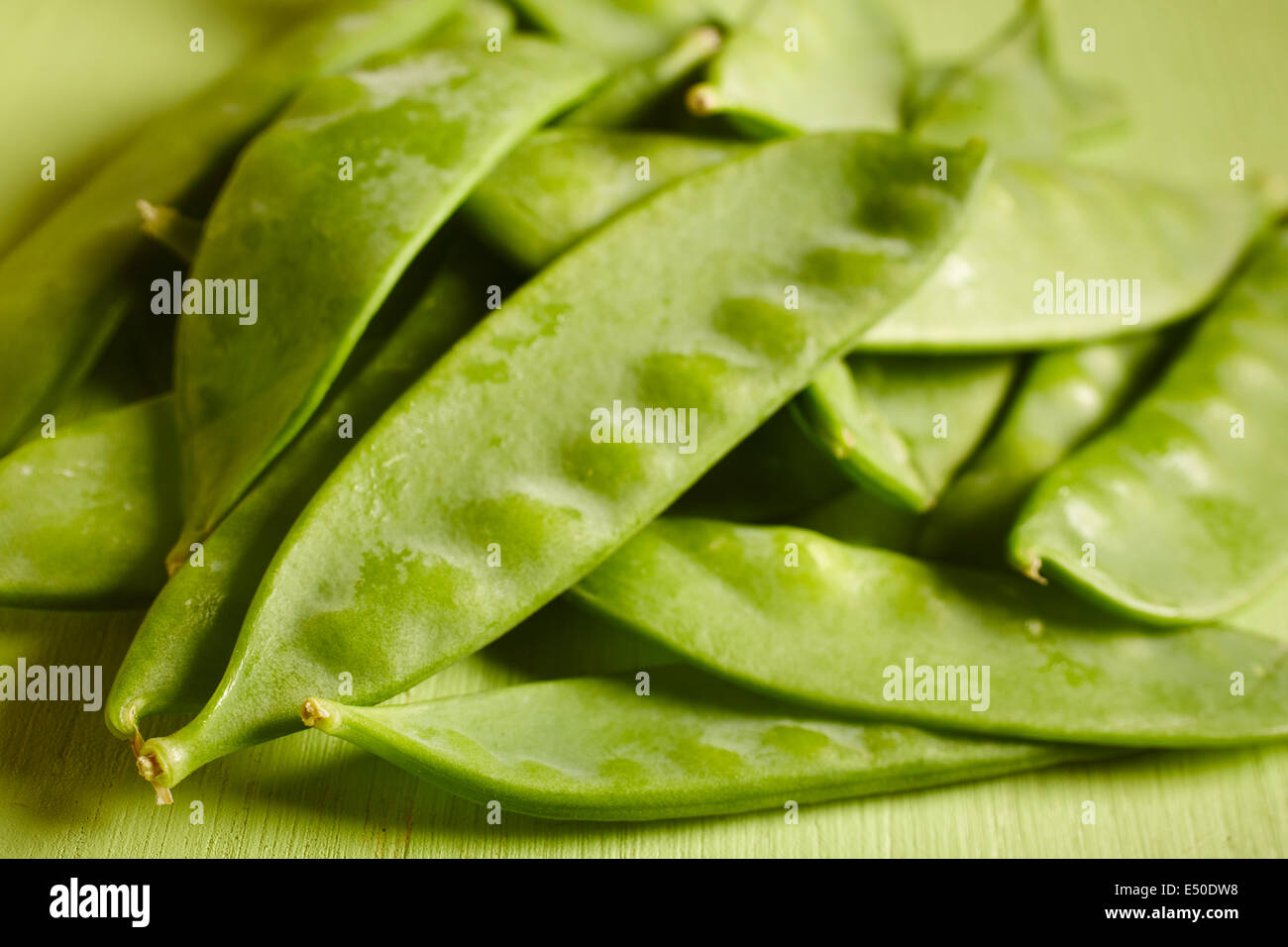Snow peas studio hi-res stock photography and images - Alamy