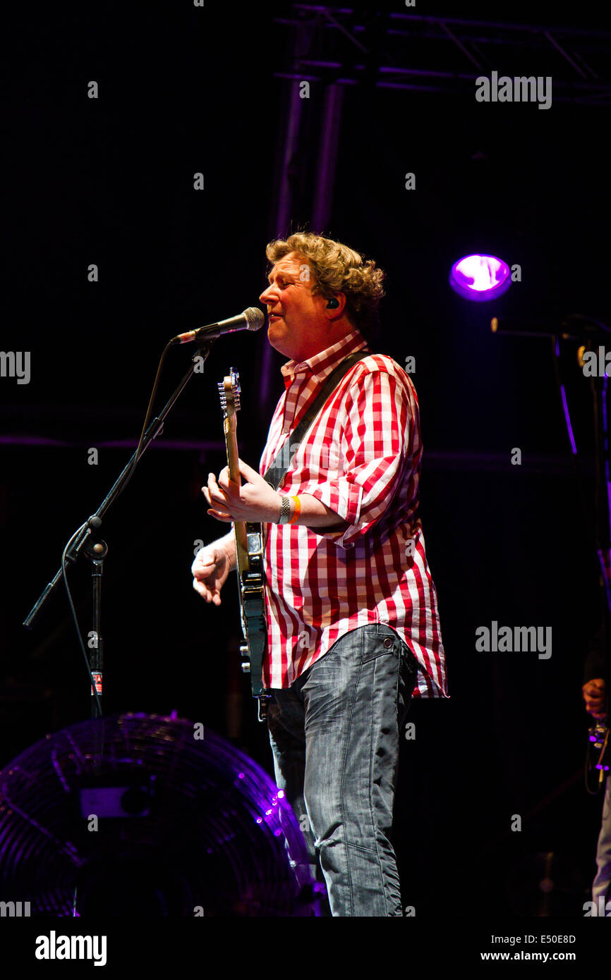 Glen Tilbrook of Rock BandSqueeze performing at the Larmer Tree ...