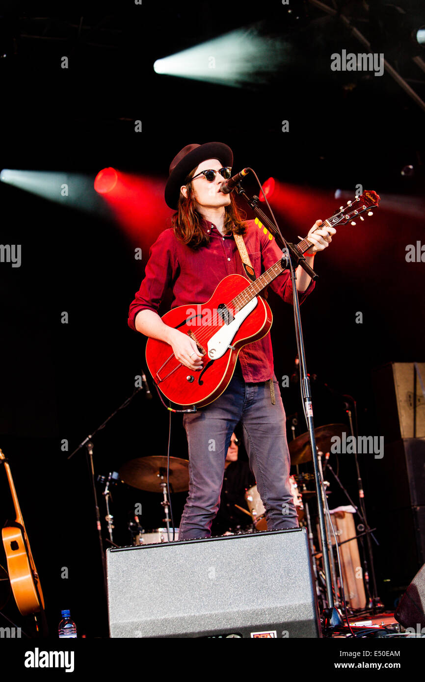 Male singer performing on stage hi-res stock photography and images - Alamy