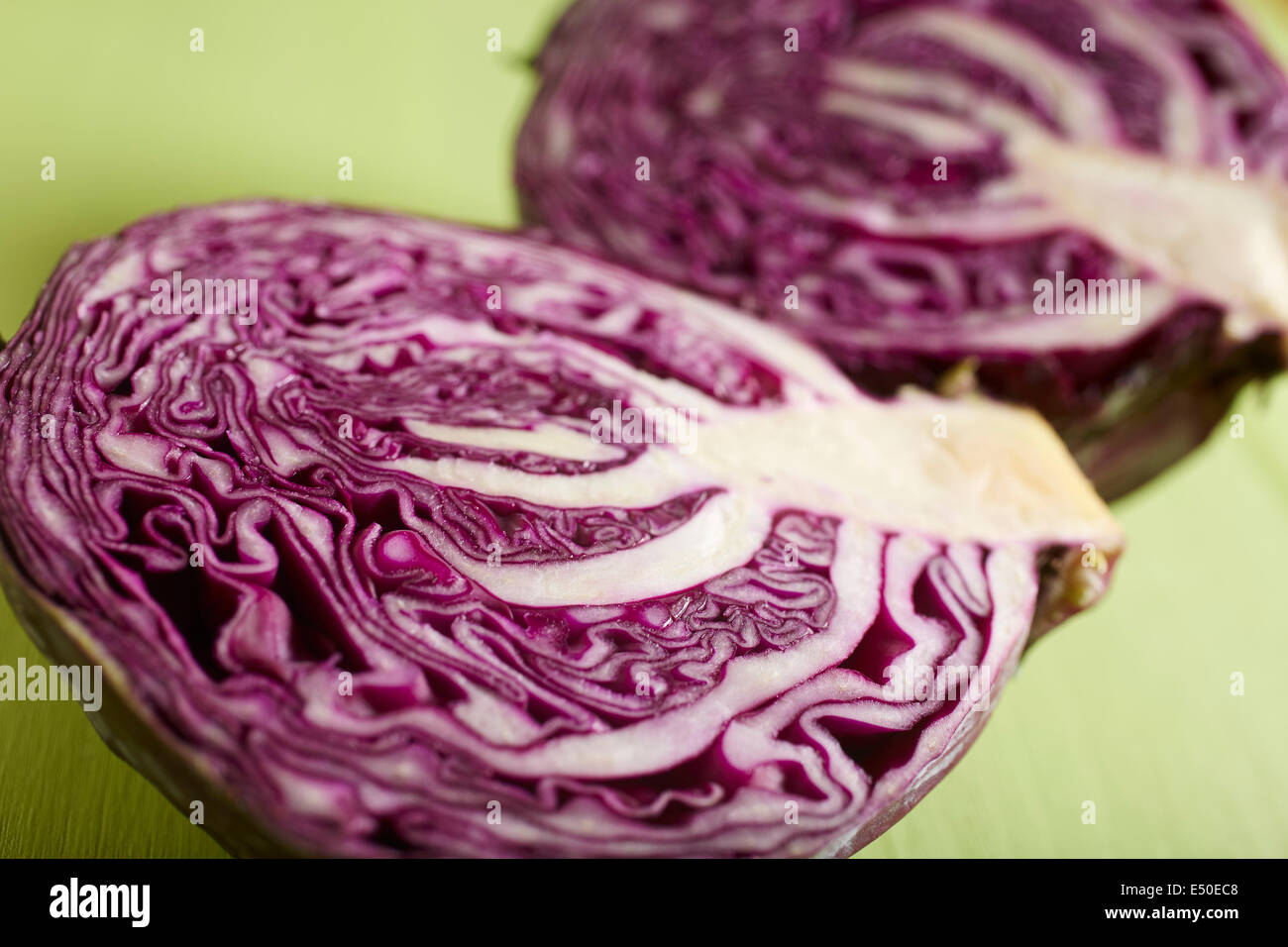 A head of red cabbage, cut in half Stock Photo - Alamy