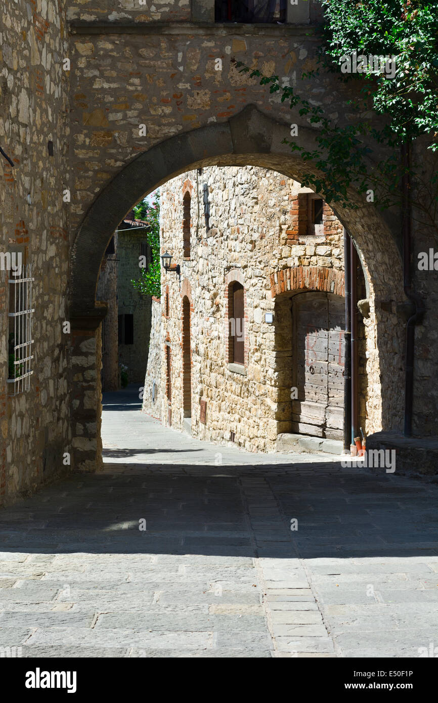 Destroyed stone arch hi-res stock photography and images - Alamy