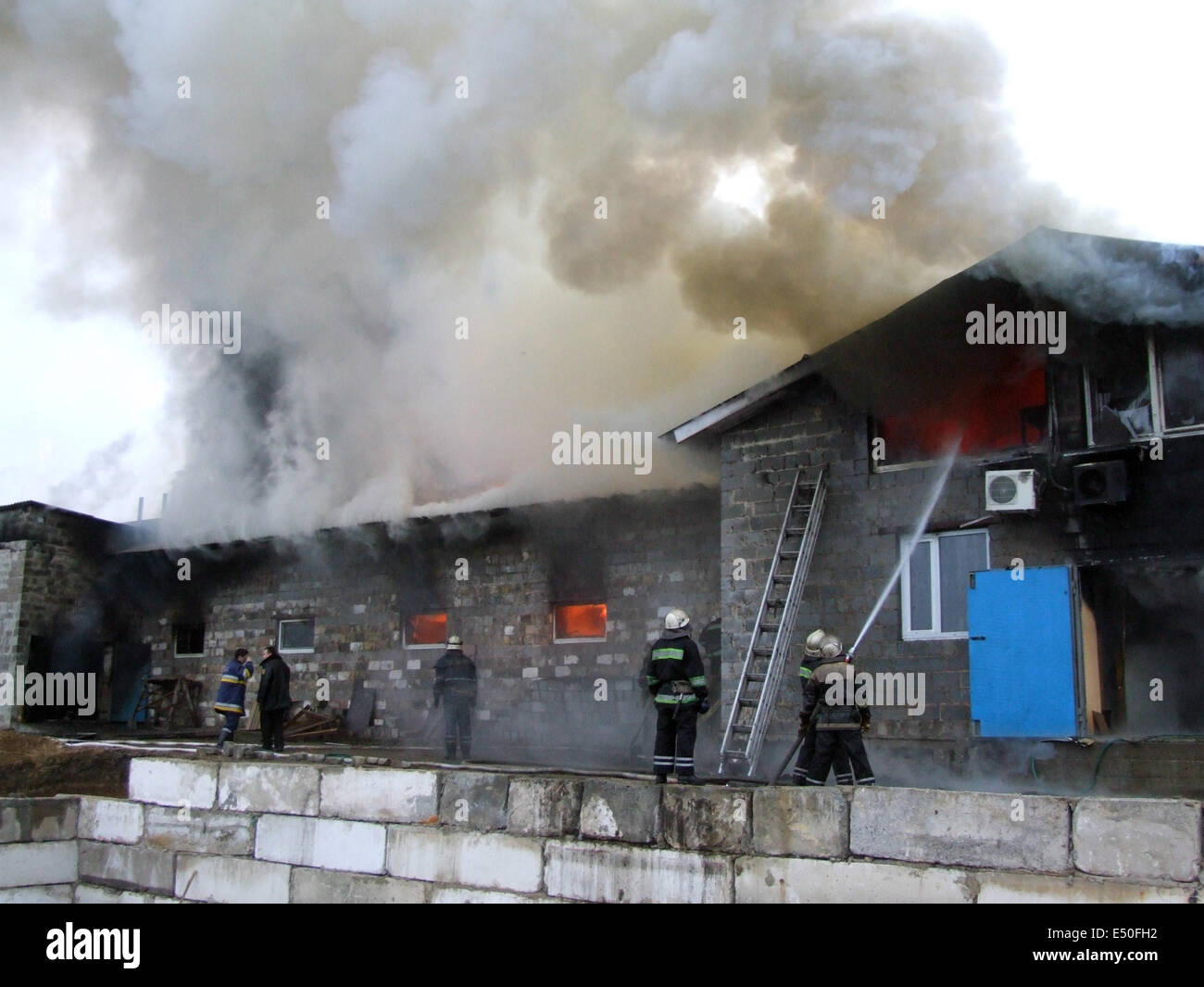 building on fire Stock Photo - Alamy