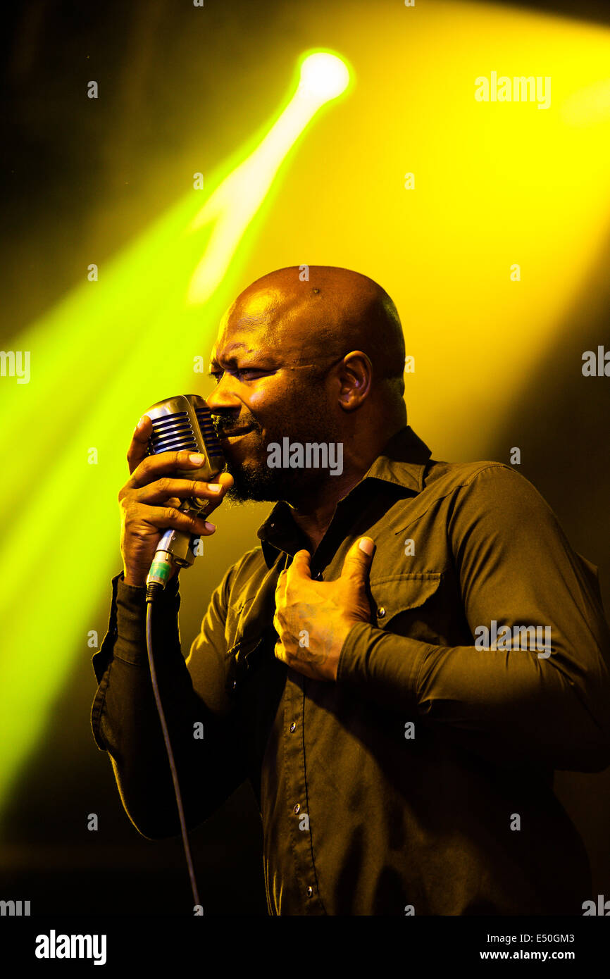 The Heavy lead singer Kevin / Kelvin Swaby gives it large on the main ...