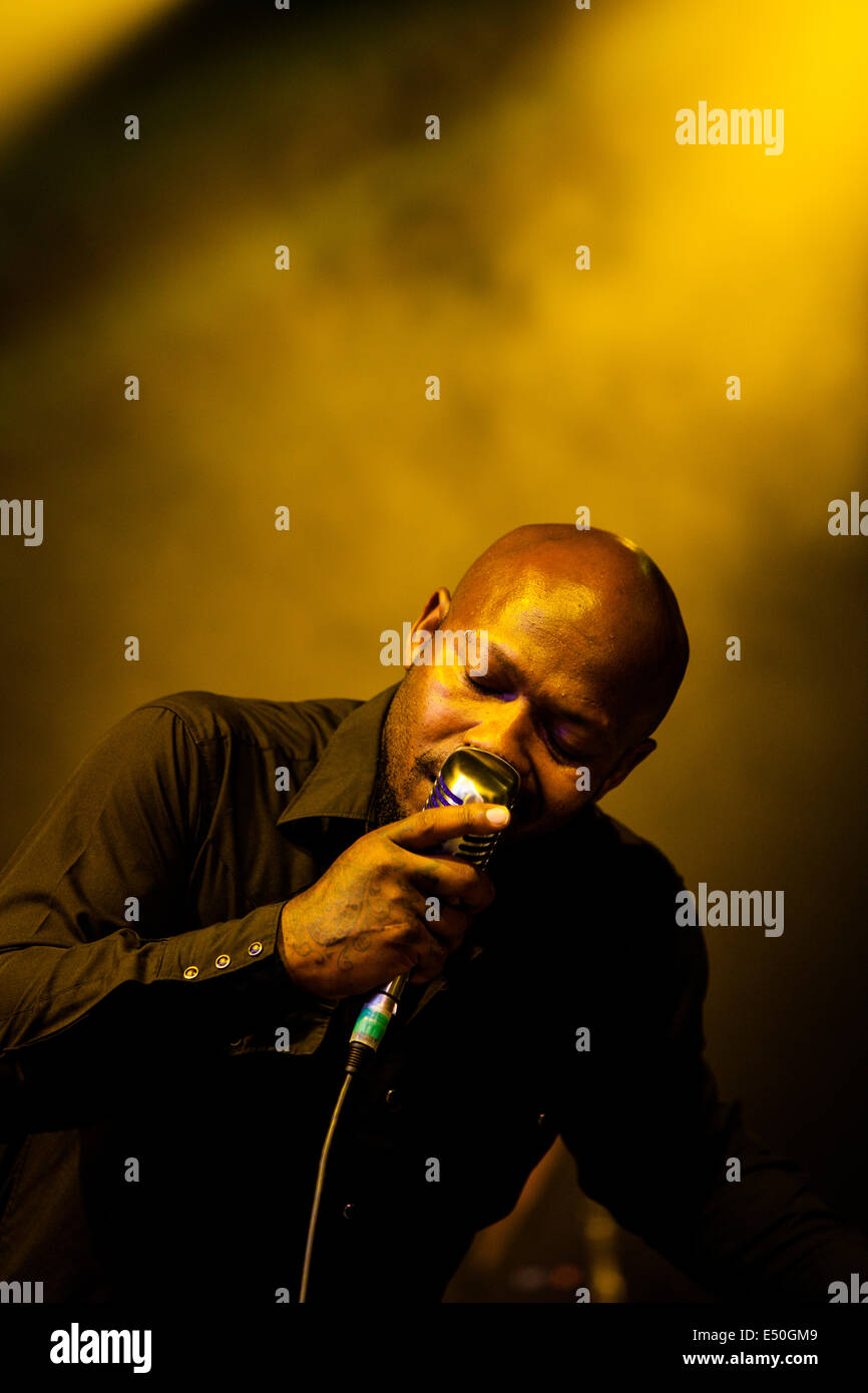 The Heavy lead singer Kevin / Kelvin Swaby gives it large on the main ...