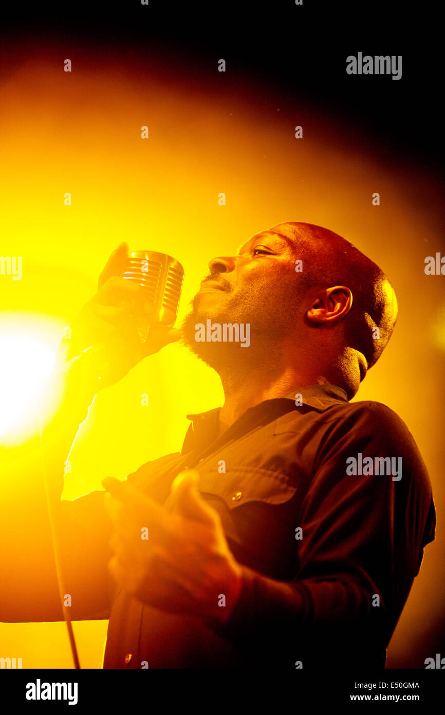 The Heavy lead singer Kevin / Kelvin Swaby gives it large on the main ...