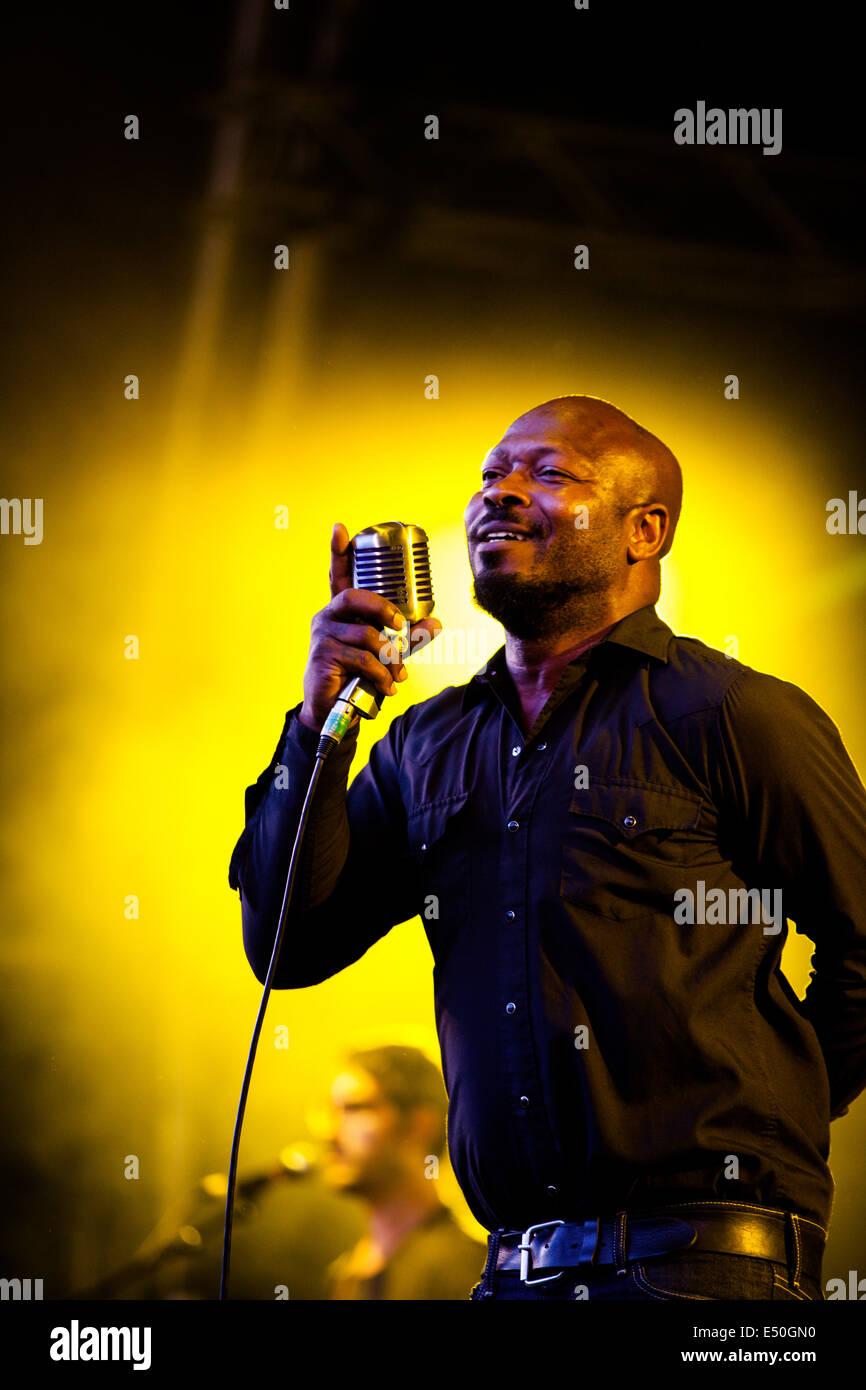 The Heavy lead singer Kevin / Kelvin Swaby gives it large on the main ...