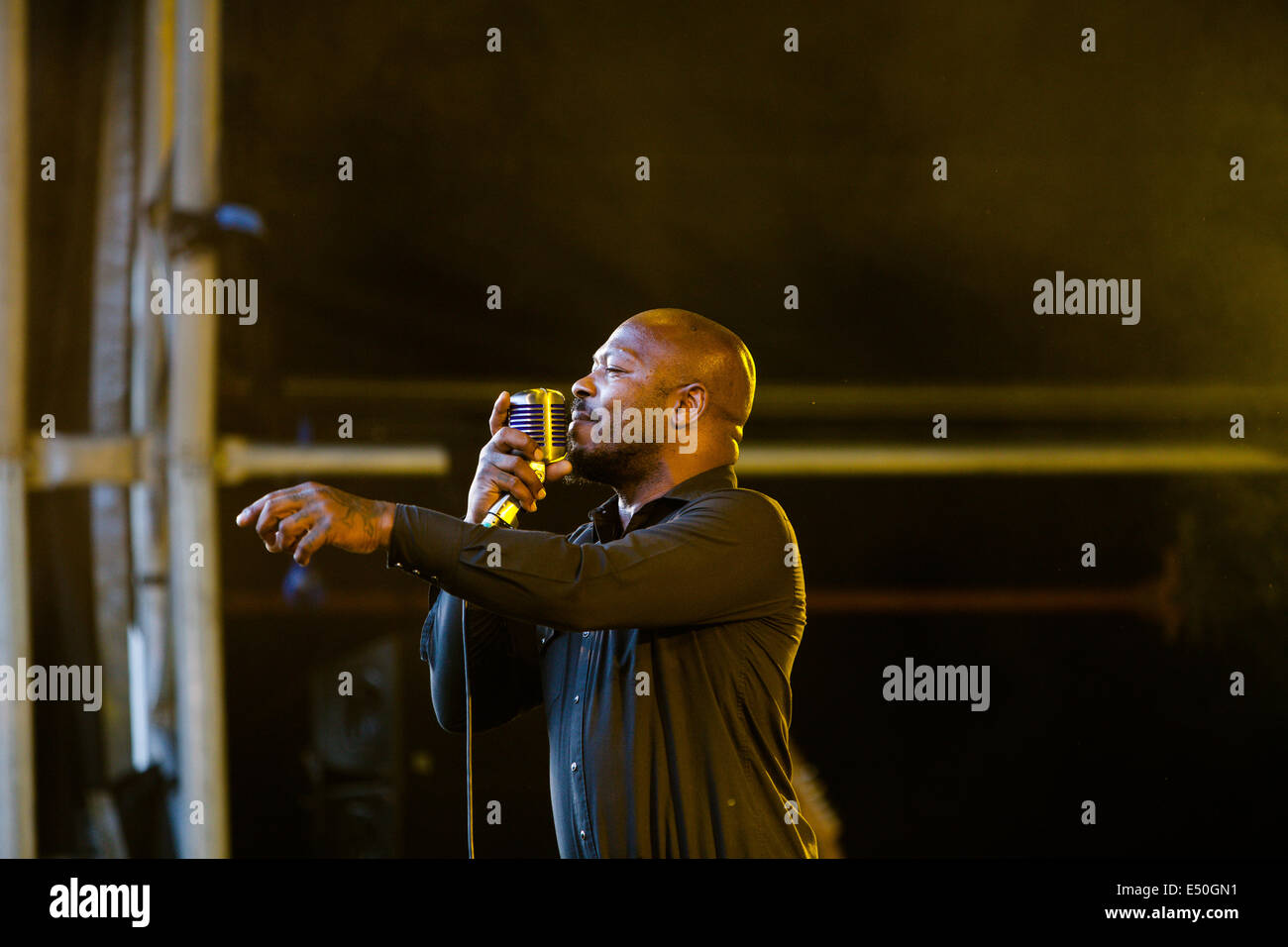 The Heavy lead singer Kevin / Kelvin Swaby gives it large on the main ...