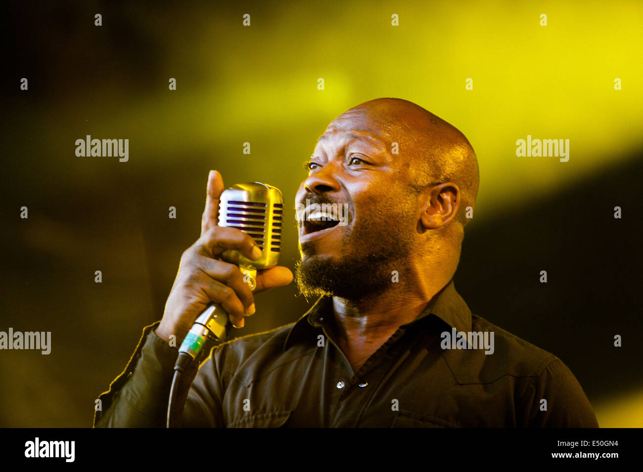 The Heavy lead singer Kevin / Kelvin Swaby gives it large on the main ...