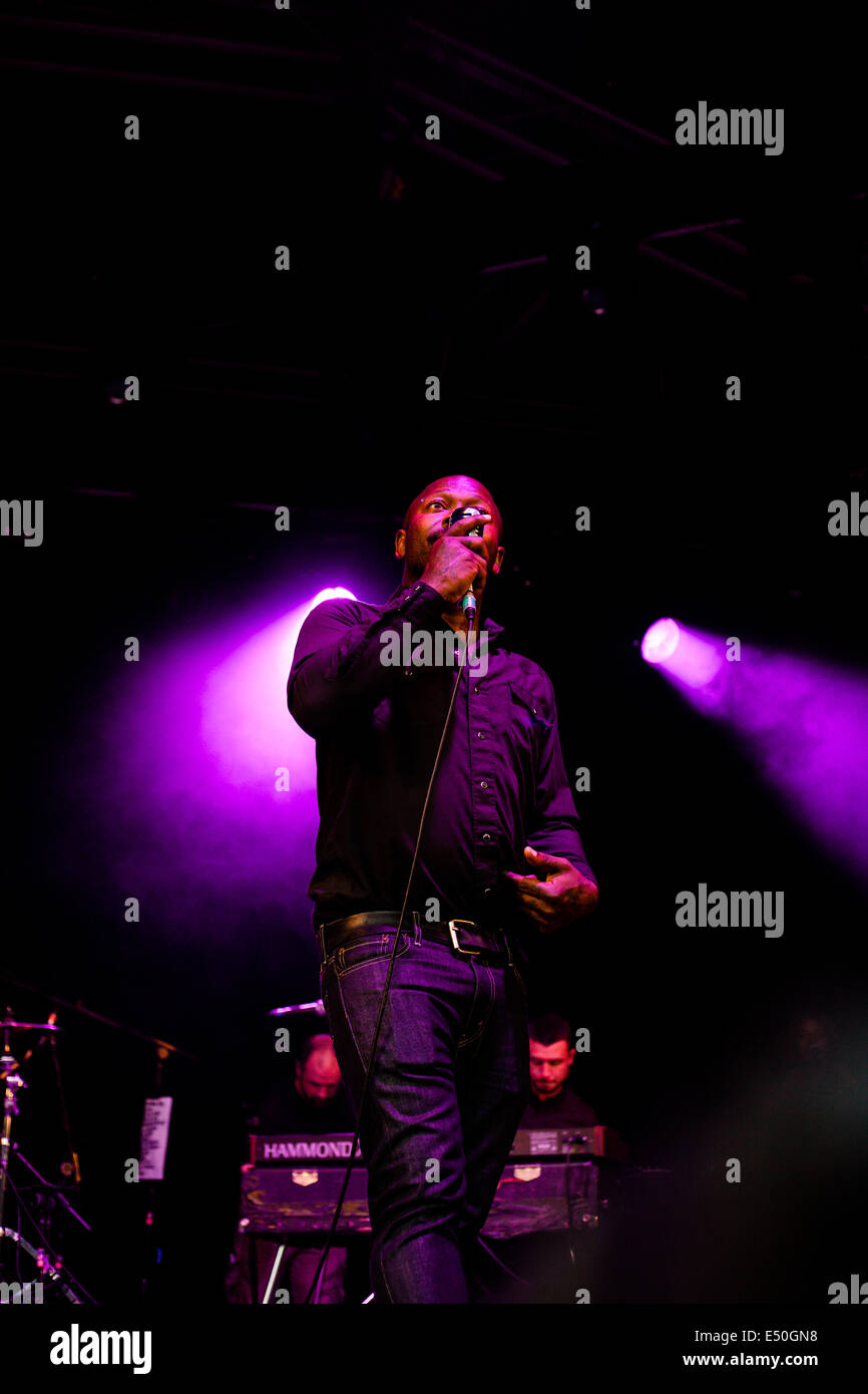 The Heavy lead singer Kevin / Kelvin Swaby gives it large on the main ...