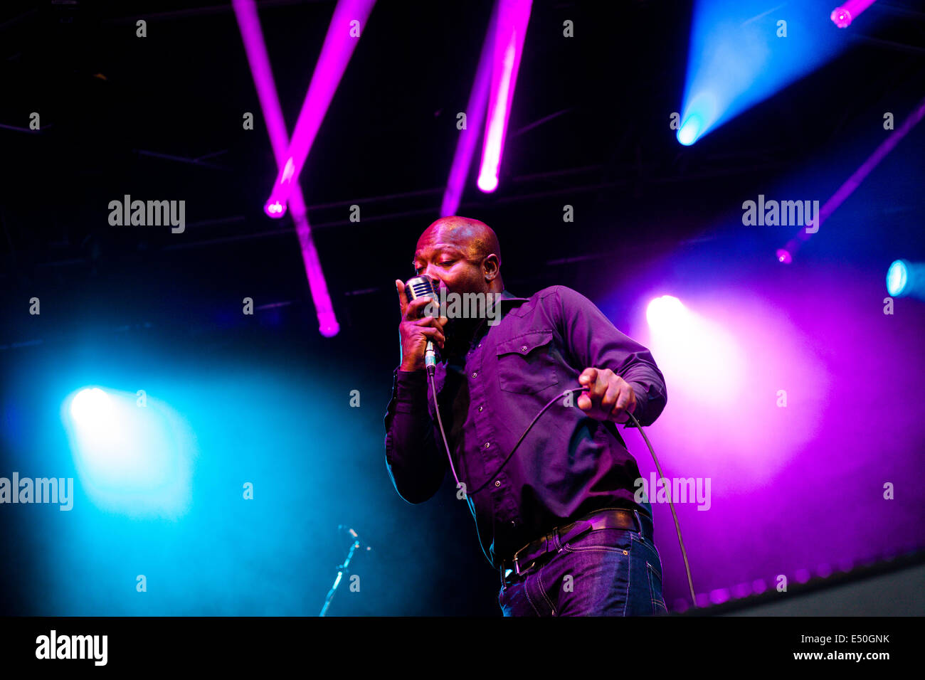 The Heavy lead singer Kevin / Kelvin Swaby gives it large on the main ...