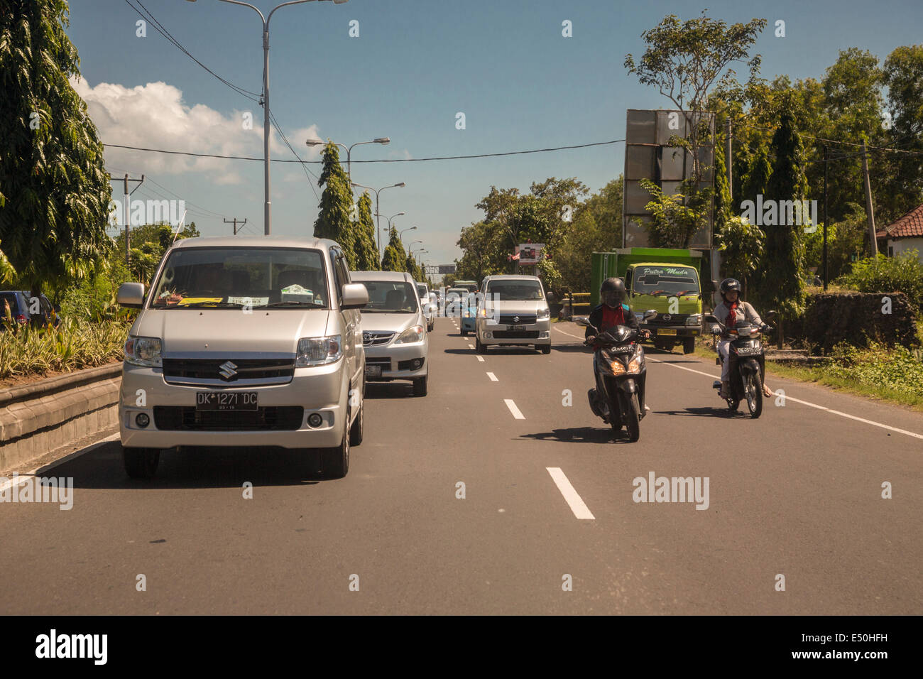 Highway with traffic hi-res stock photography and images - Alamy