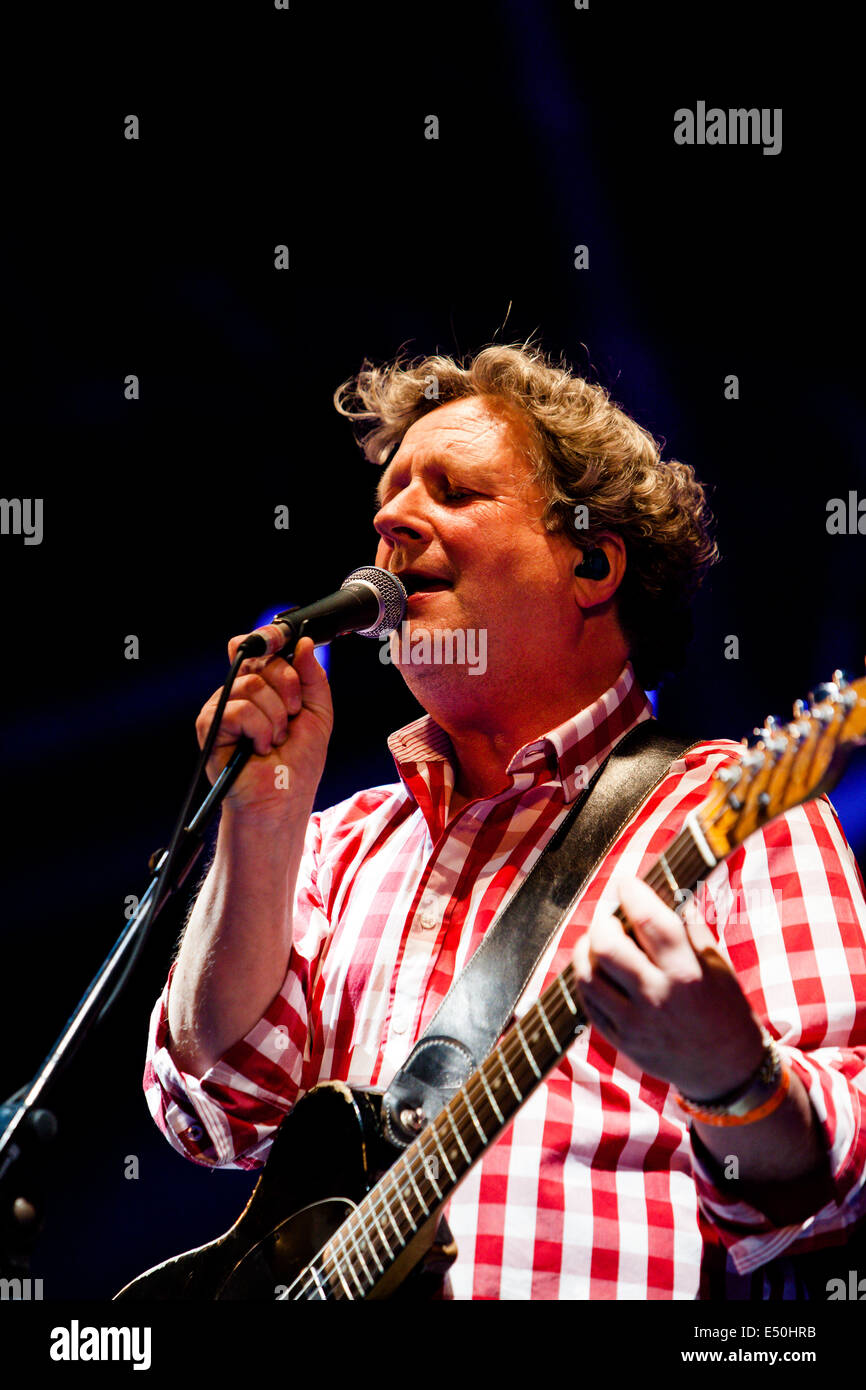 Glen Tilbrook of Rock BandSqueeze performing at the Larmer Tree ...