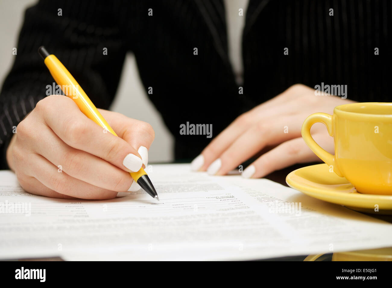 Business woman signing contract Stock Photo - Alamy