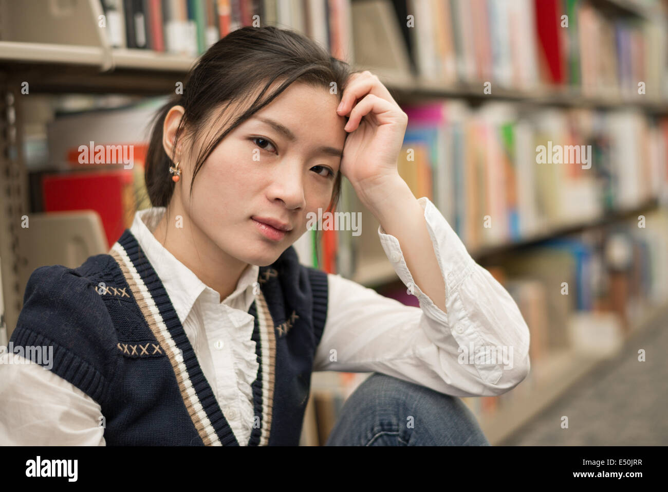 Hand supporting head hi-res stock photography and images - Alamy