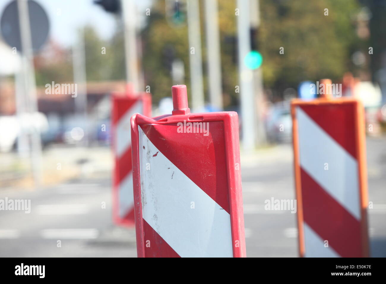 Road closed and detour signs hi-res stock photography and images - Alamy