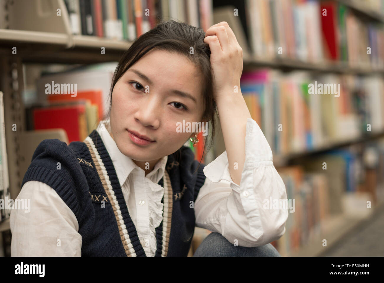 Hand supporting head hi-res stock photography and images - Alamy