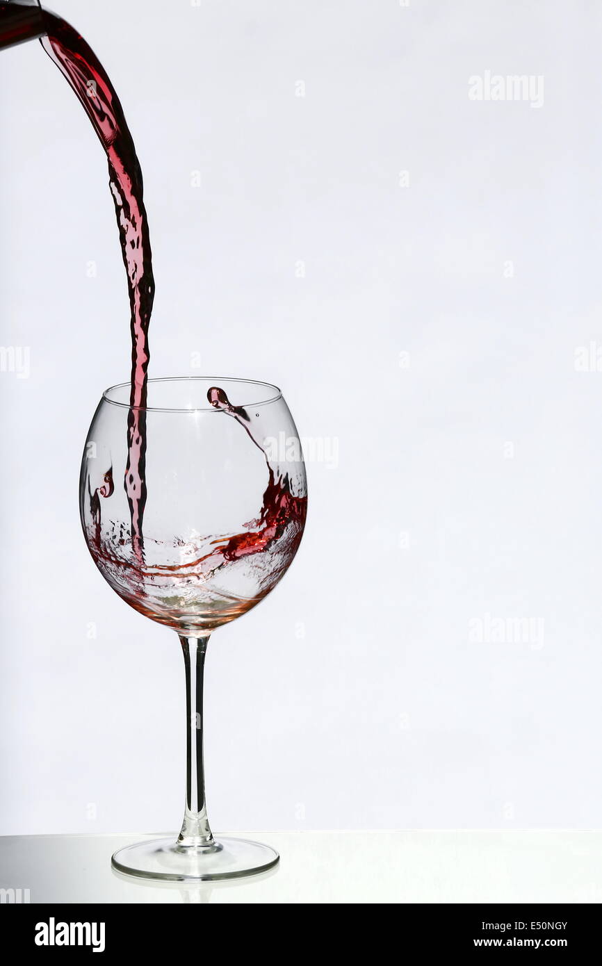 Rotwein servieren hi-res stock photography and images - Alamy