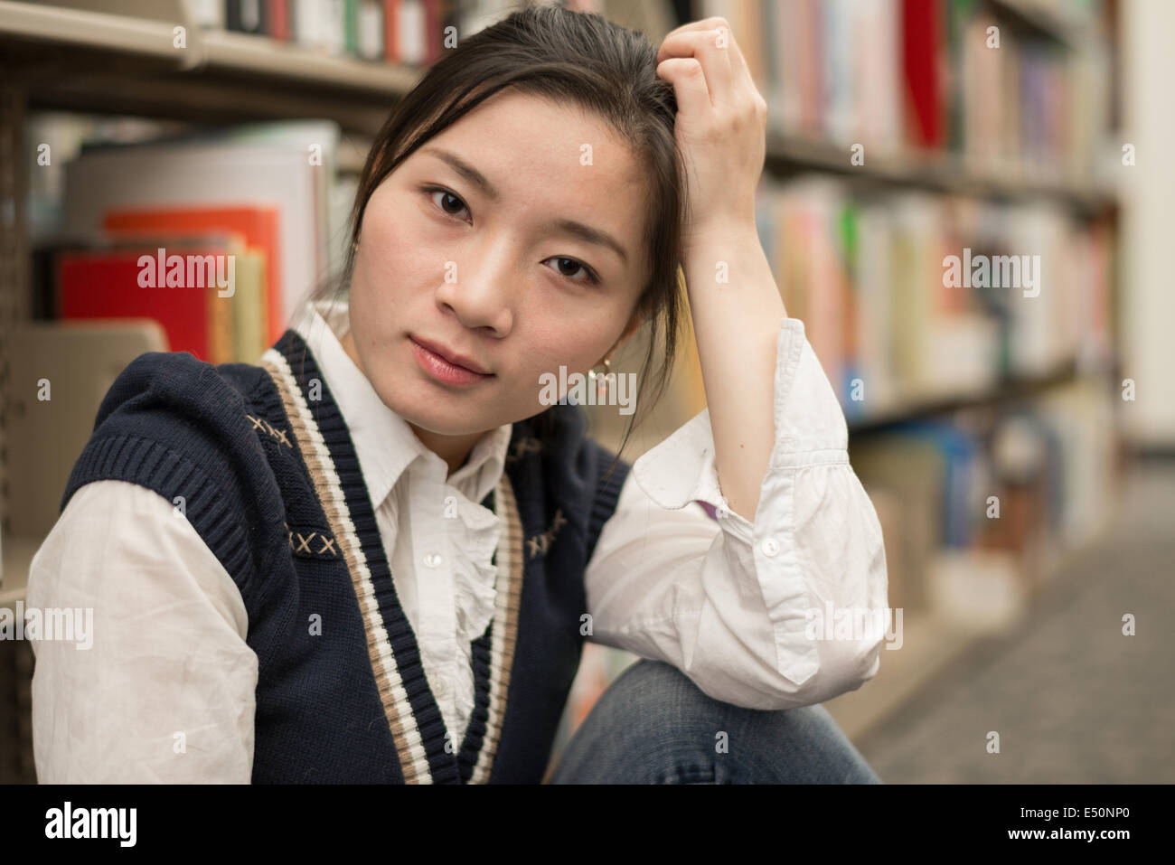 Hand supporting head hi-res stock photography and images - Alamy