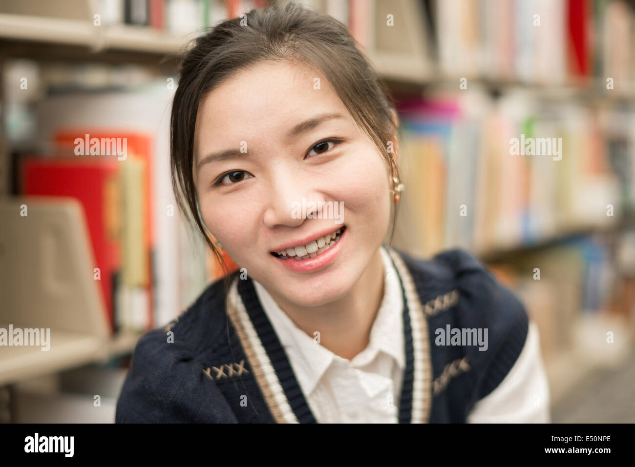 Girl in library hi-res stock photography and images - Alamy