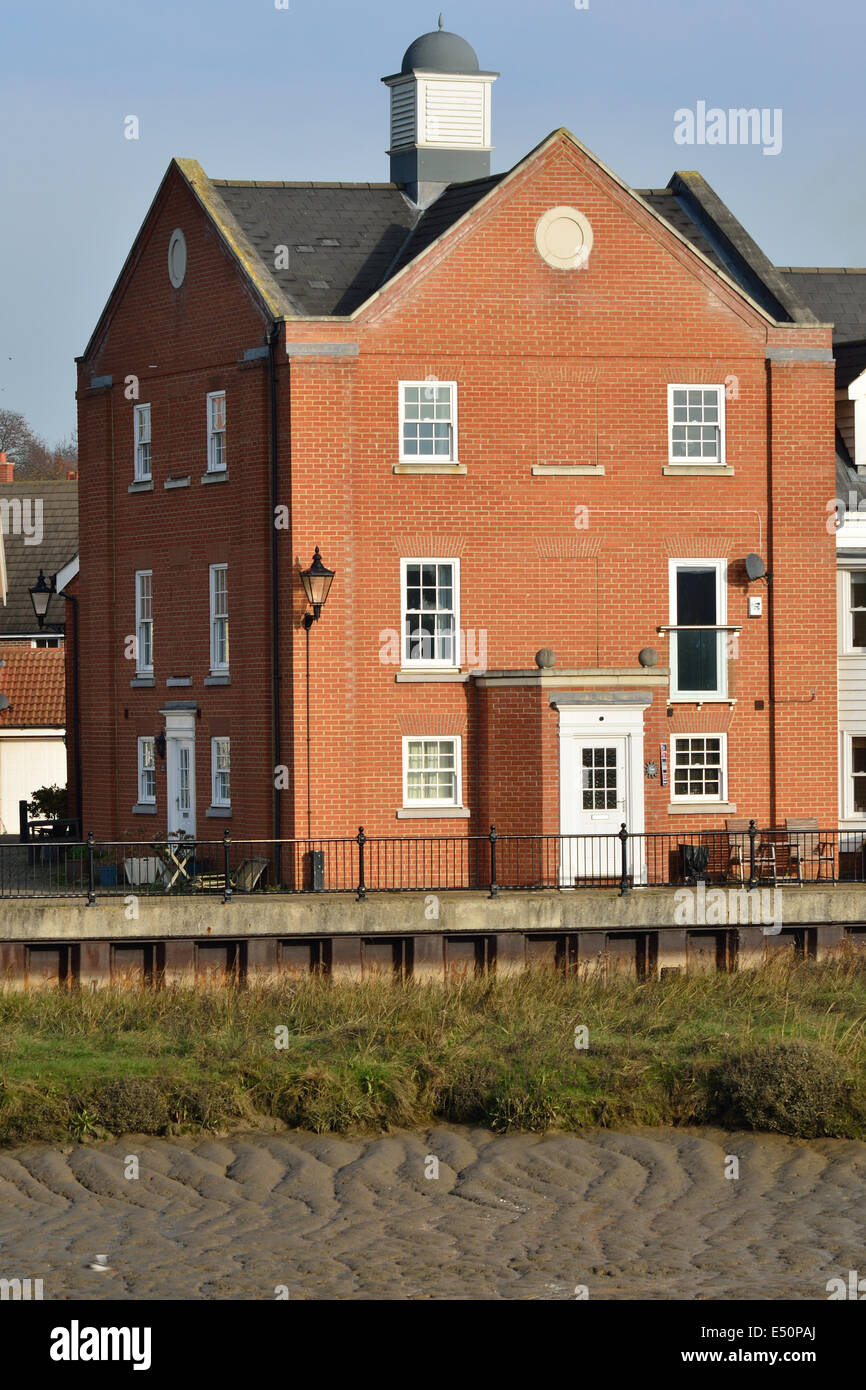 Modern architecture riverside house hi-res stock photography and images ...