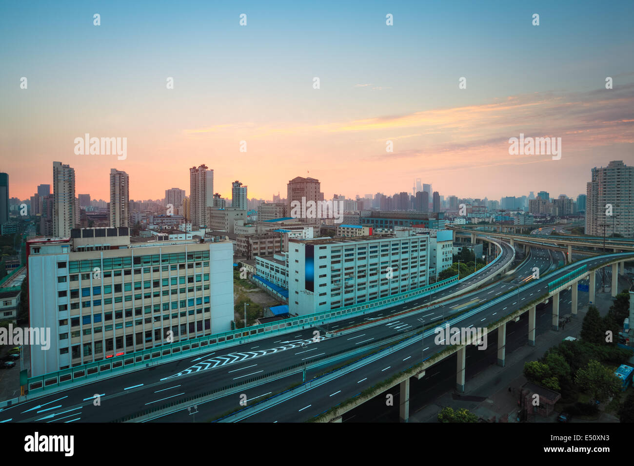 Modern city overpass dawn hi-res stock photography and images - Alamy