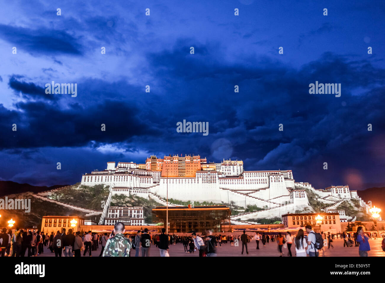 Potala palace interior hi-res stock photography and images - Alamy