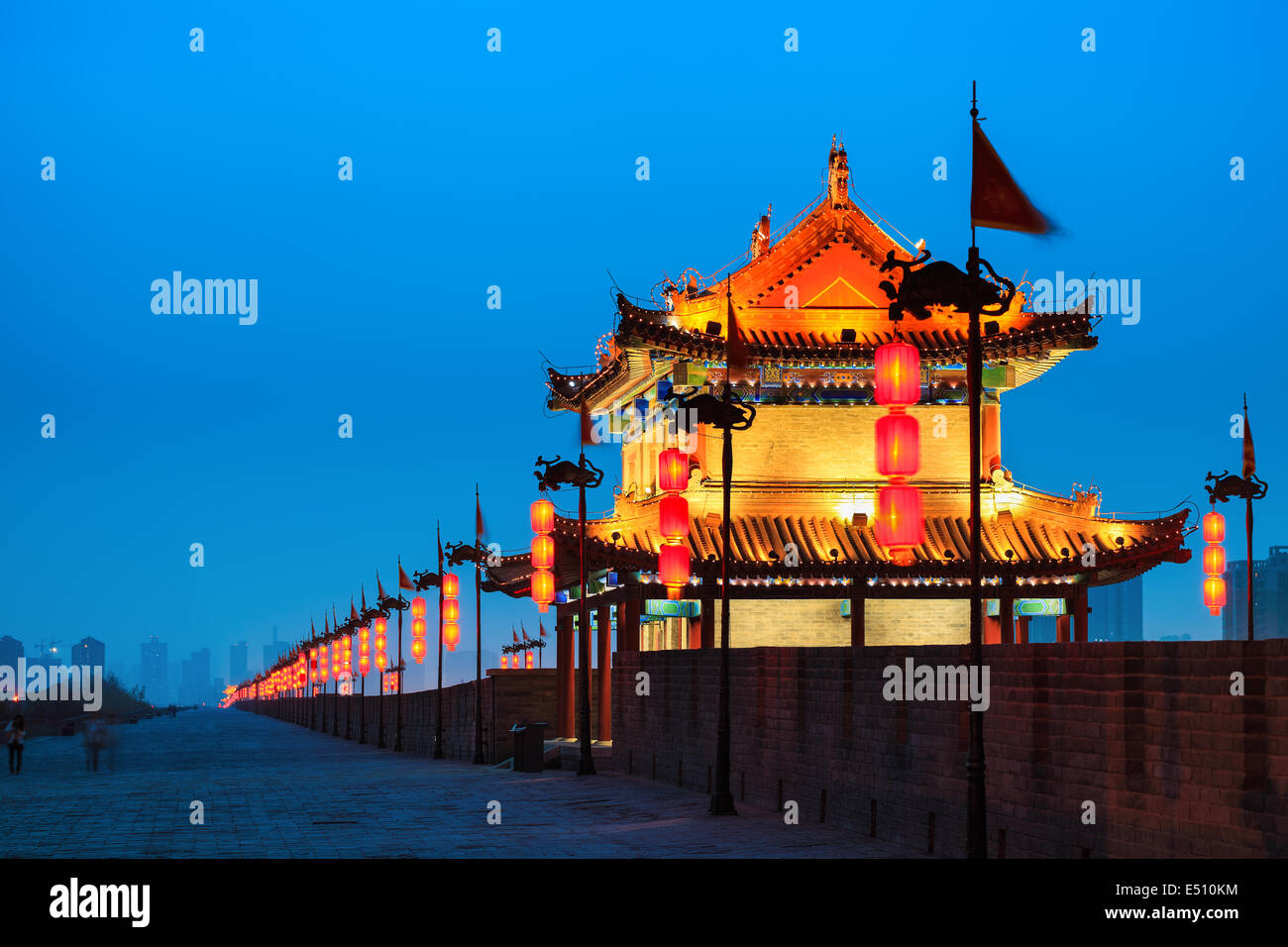 Night light city wall hi-res stock photography and images - Alamy