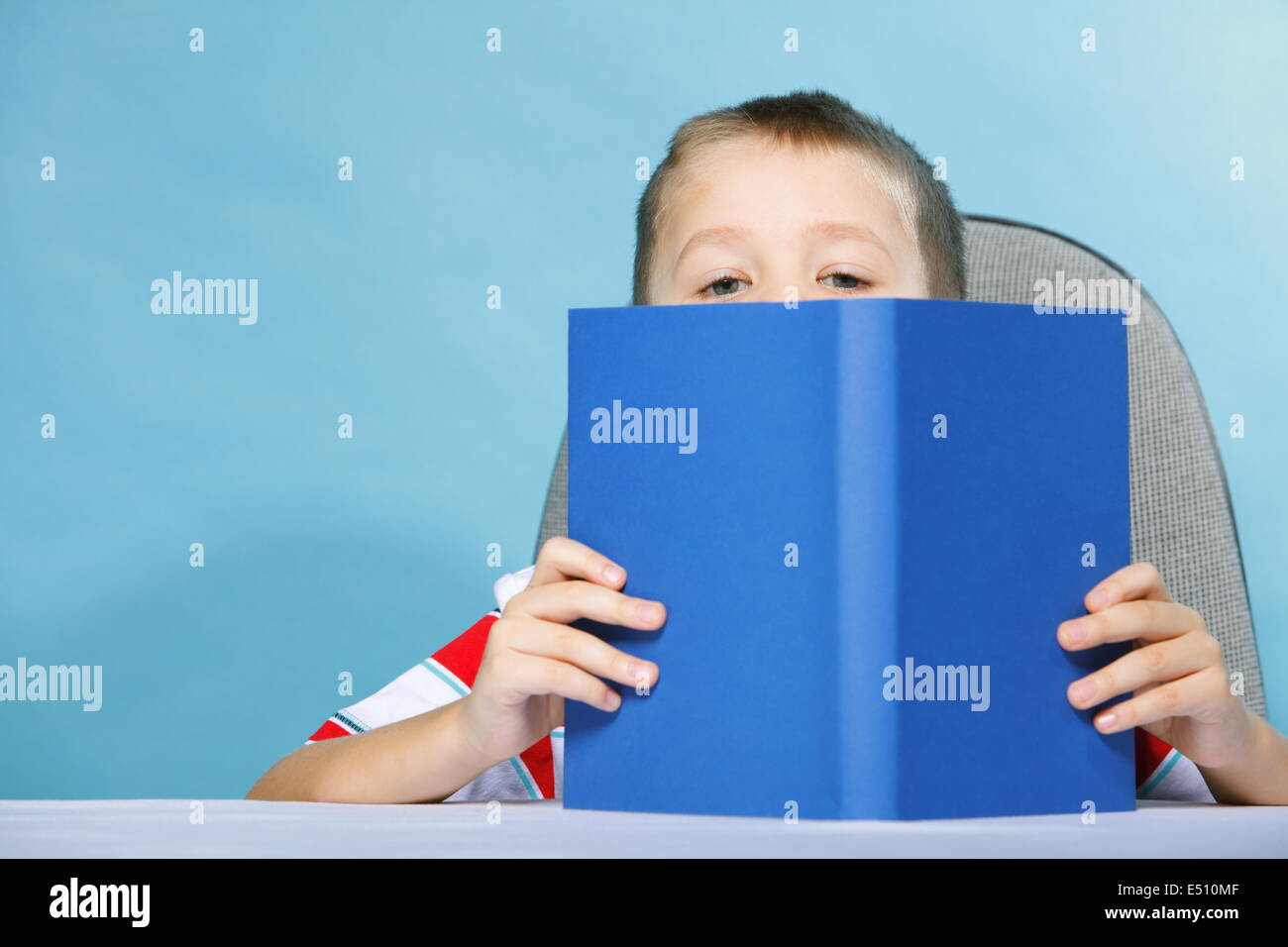 Boy reading book child reading hi-res stock photography and images - Alamy