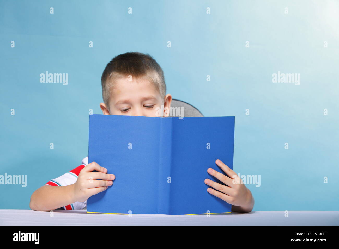 Boy reading book child reading hi-res stock photography and images - Alamy