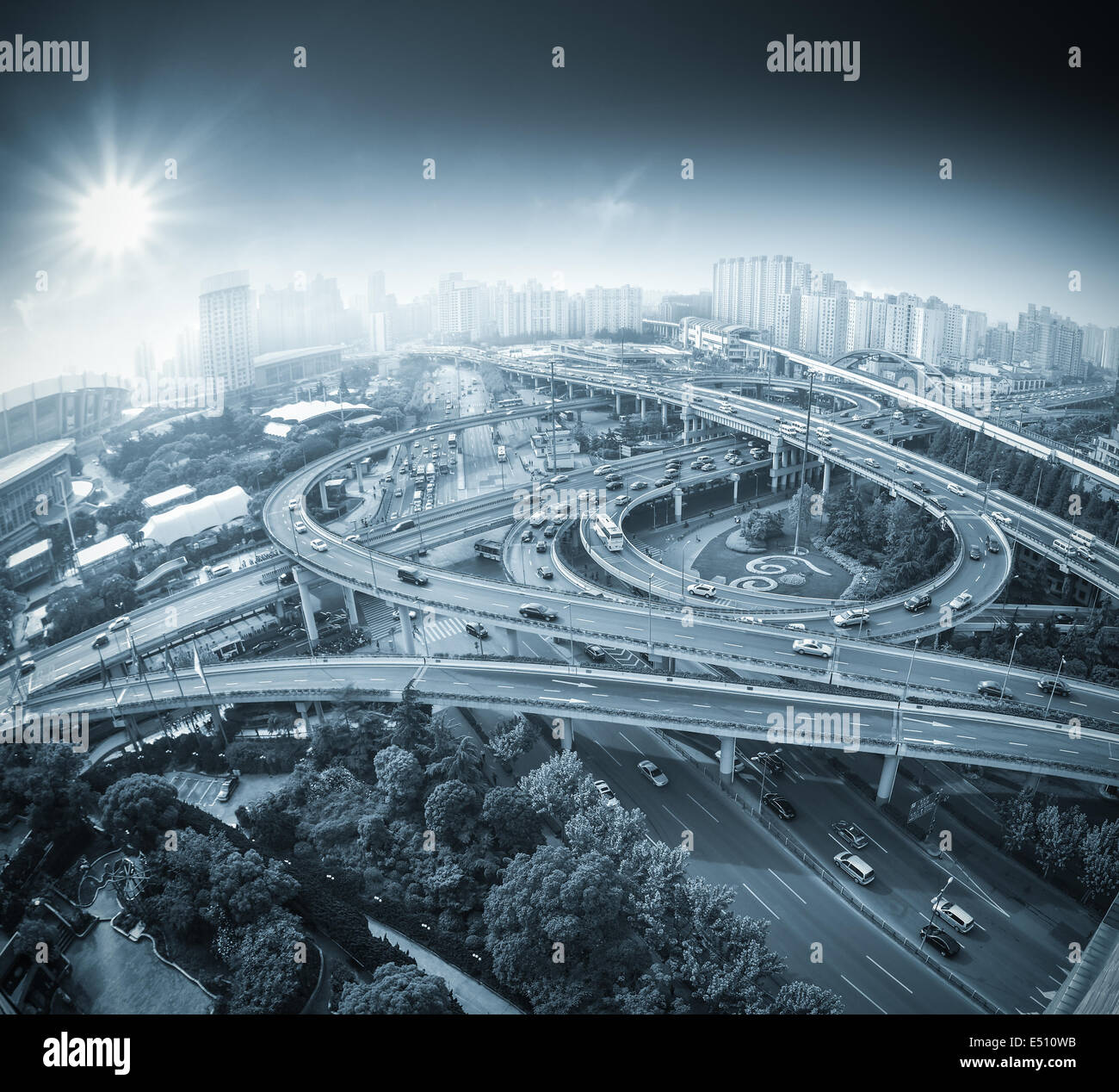 City intersection view hi-res stock photography and images - Alamy