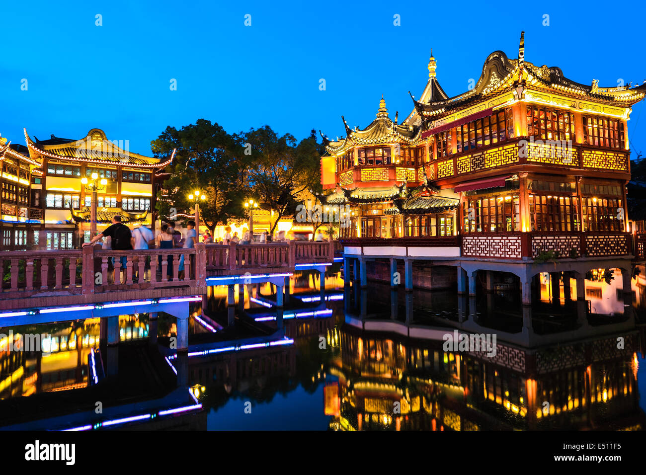 yuyuan garden at night Stock Photo - Alamy