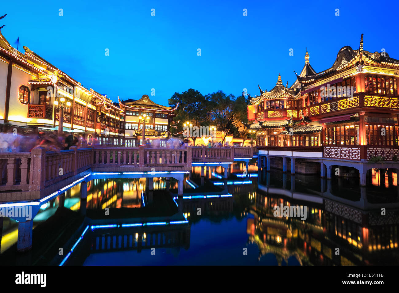beautiful shanghai yuyuan garden at night Stock Photo - Alamy