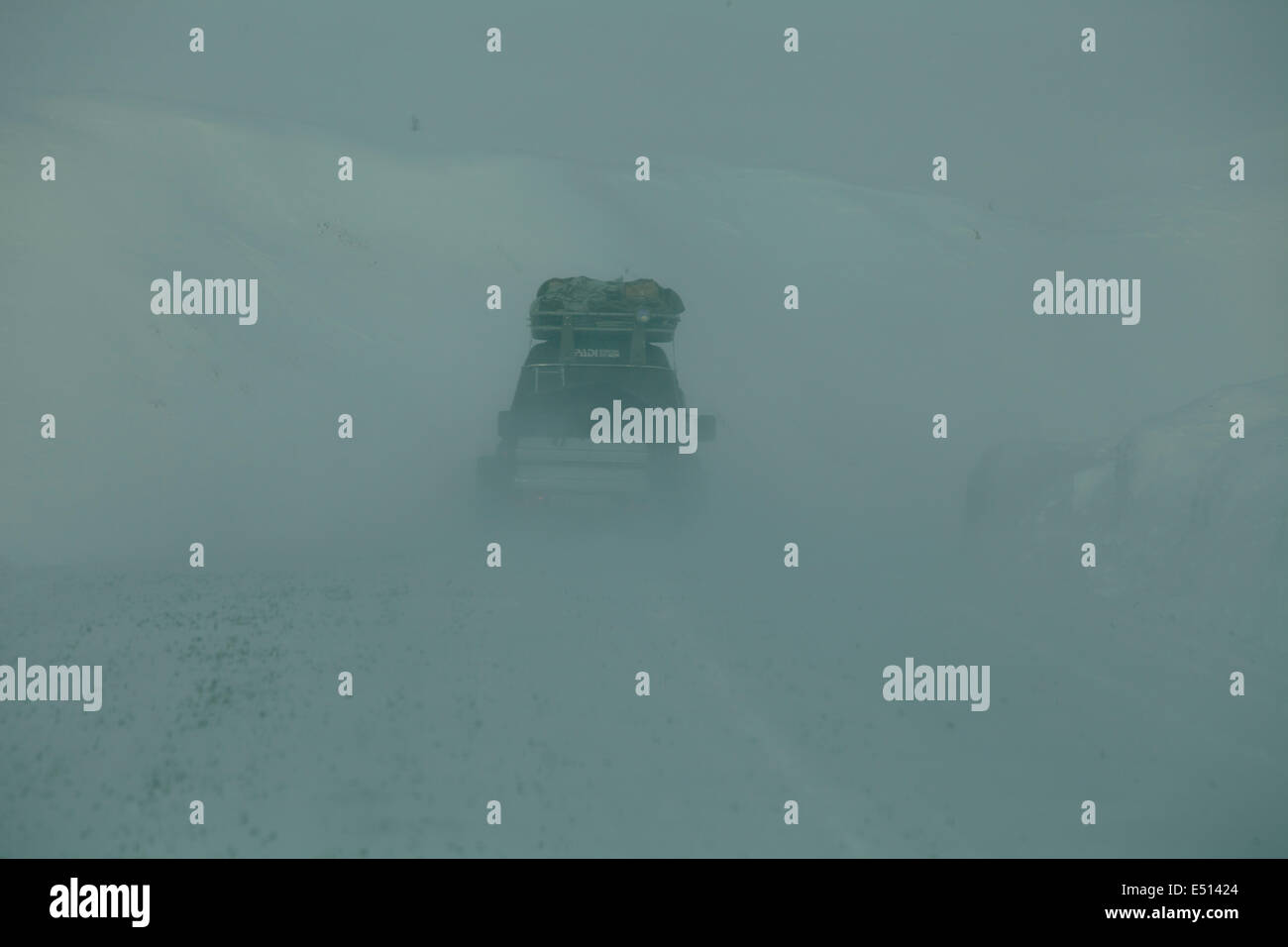 4WD Expedition snow whiteout Ice road Stock Photo - Alamy