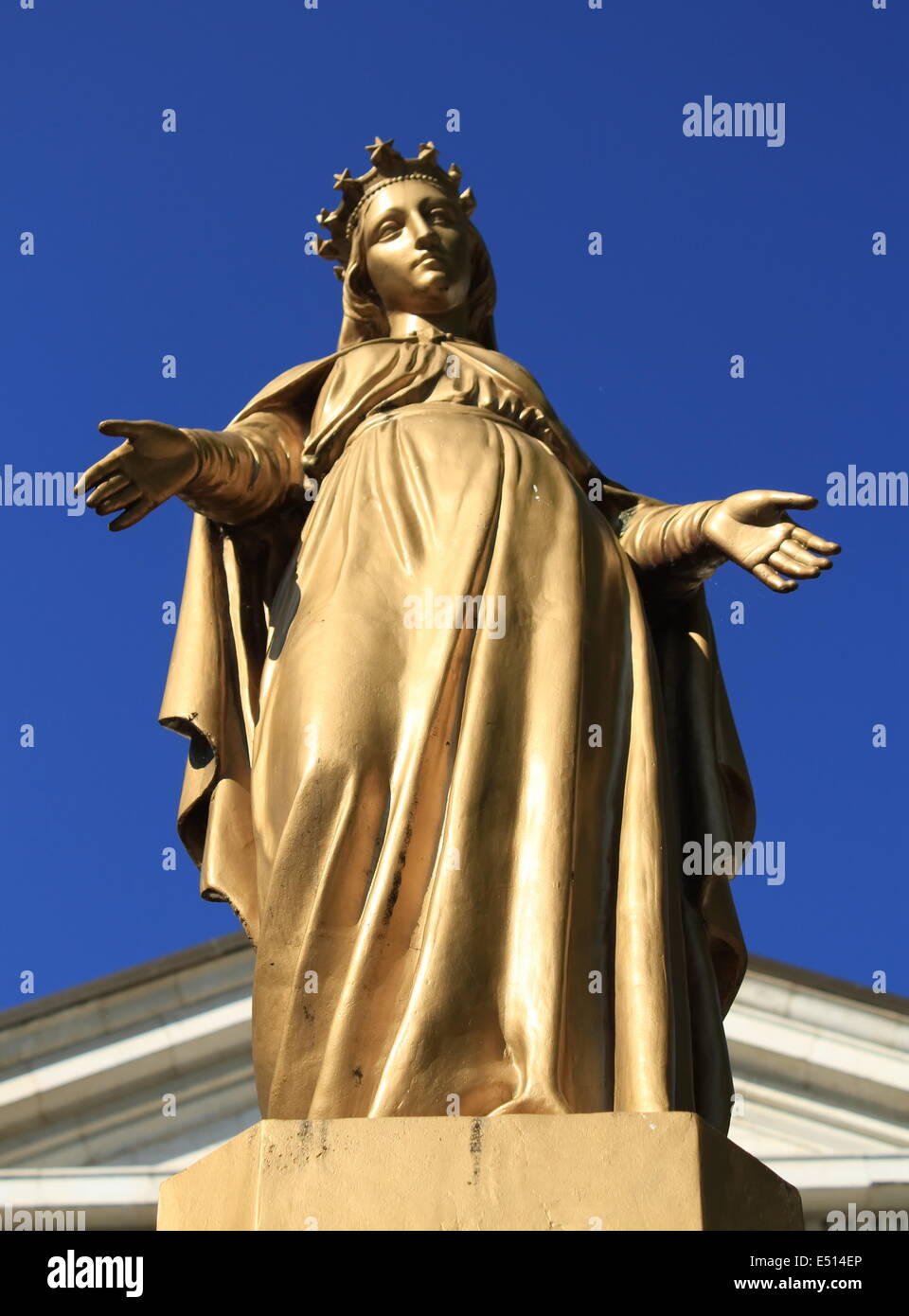 Statue of mary with gold crown hi-res stock photography and images - Alamy
